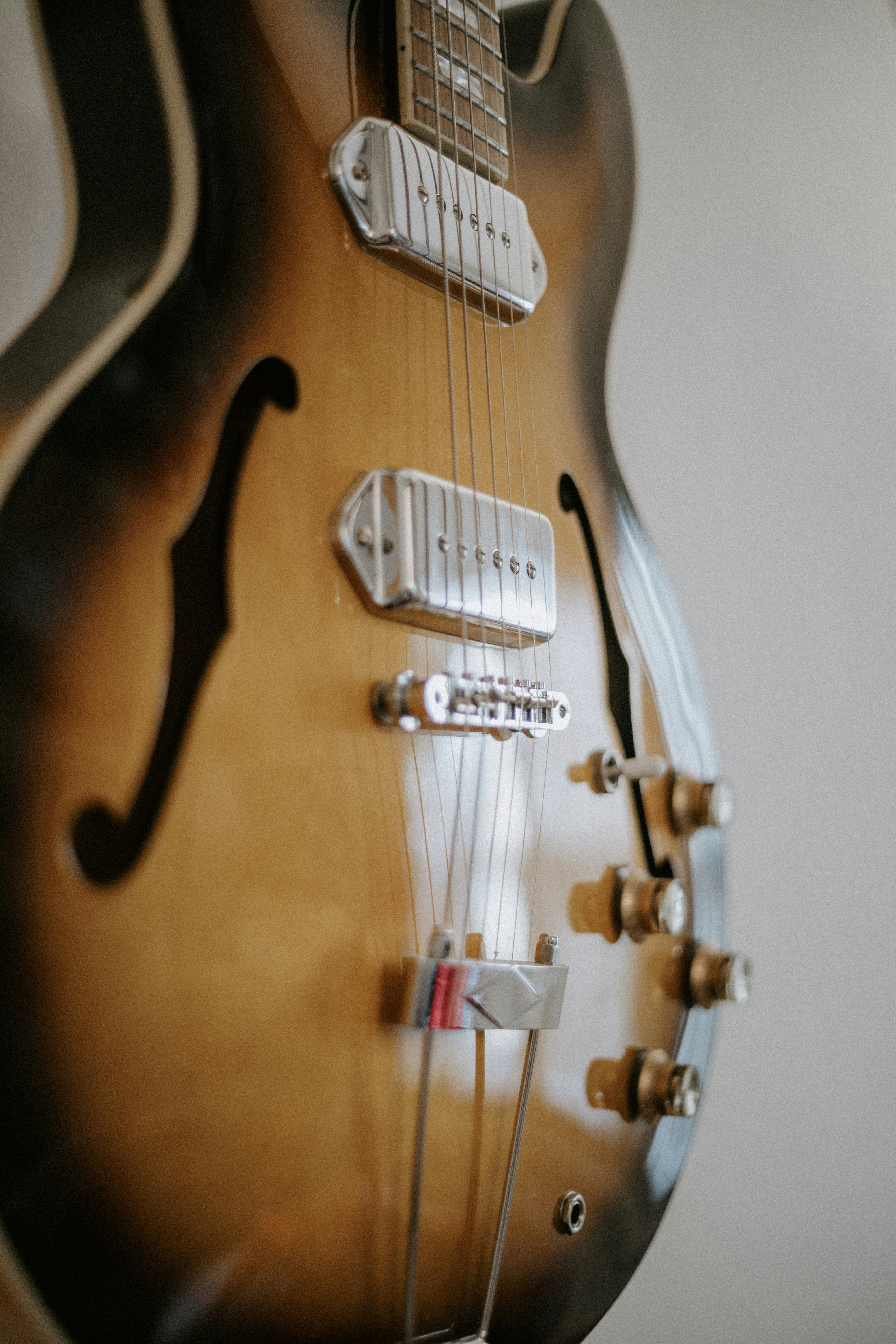 Guitarra de jazz marrón foto – Imagen de Guitarra gratuita en Unsplash