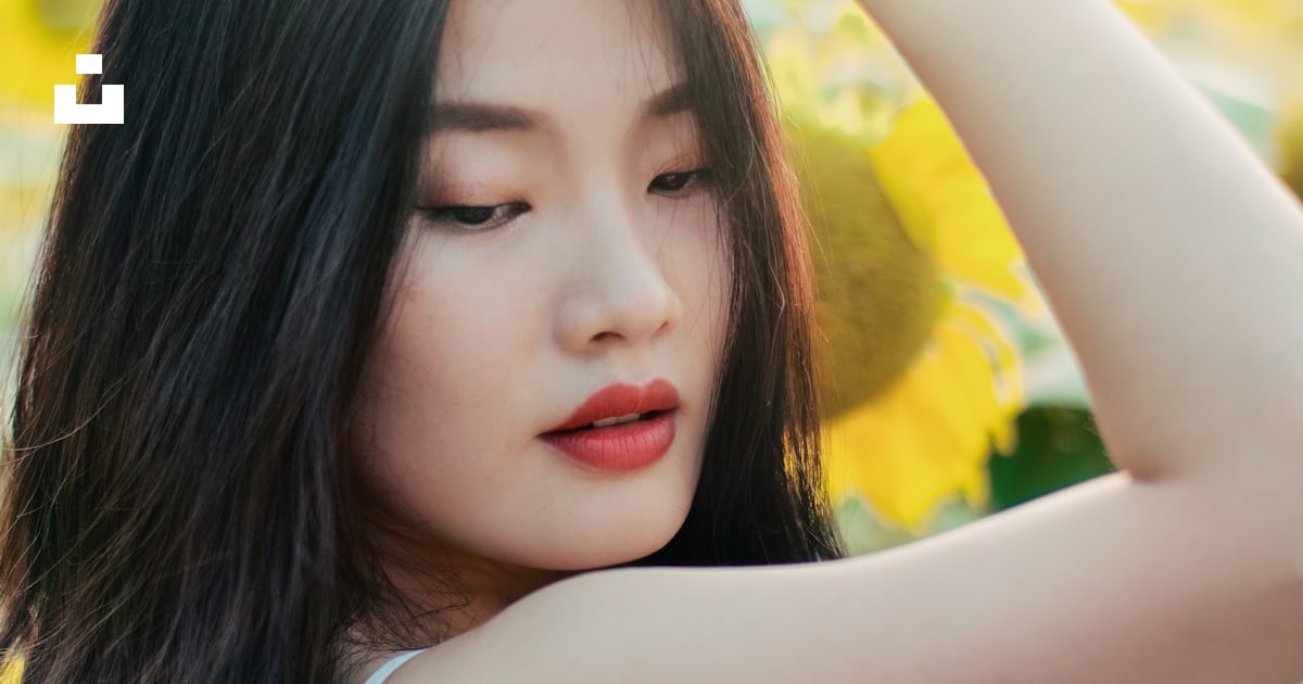 해바라기 근처에 서 있는 여자 사진 Unsplash의 무료 베이징 이미지