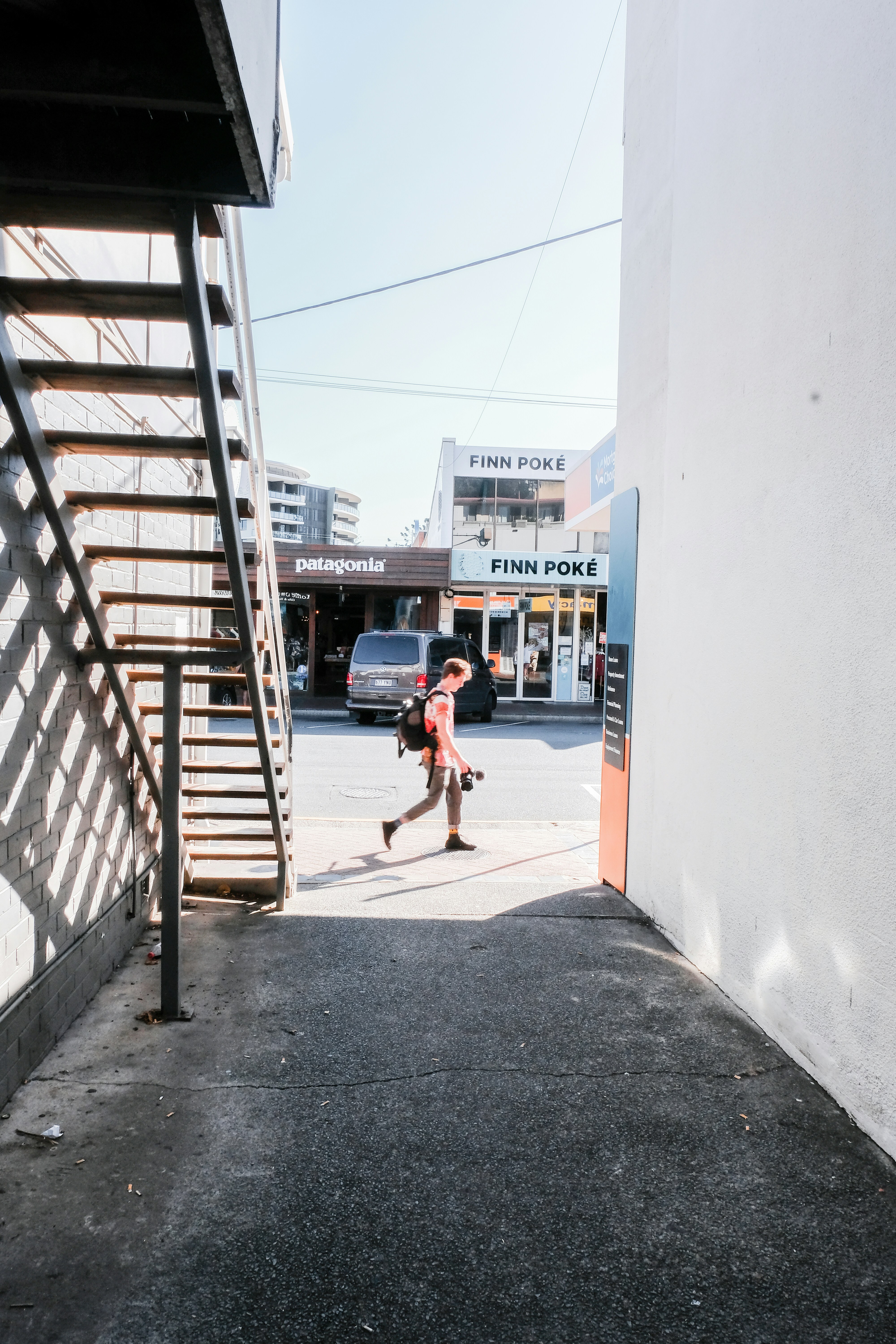 Hombre caminando por el camino foto – Imagen de Humano gratuita en Unsplash