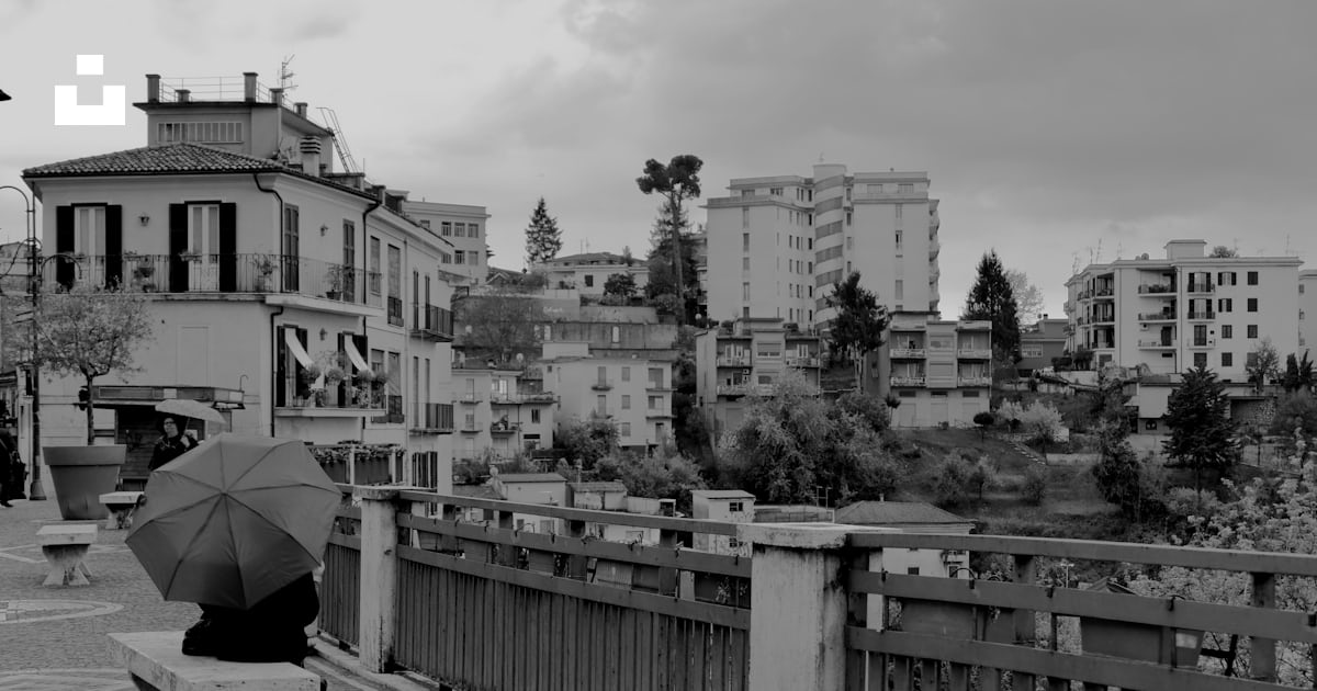 Foto Fotografía En Escala De Grises De Una Persona Sentada En Un Banco