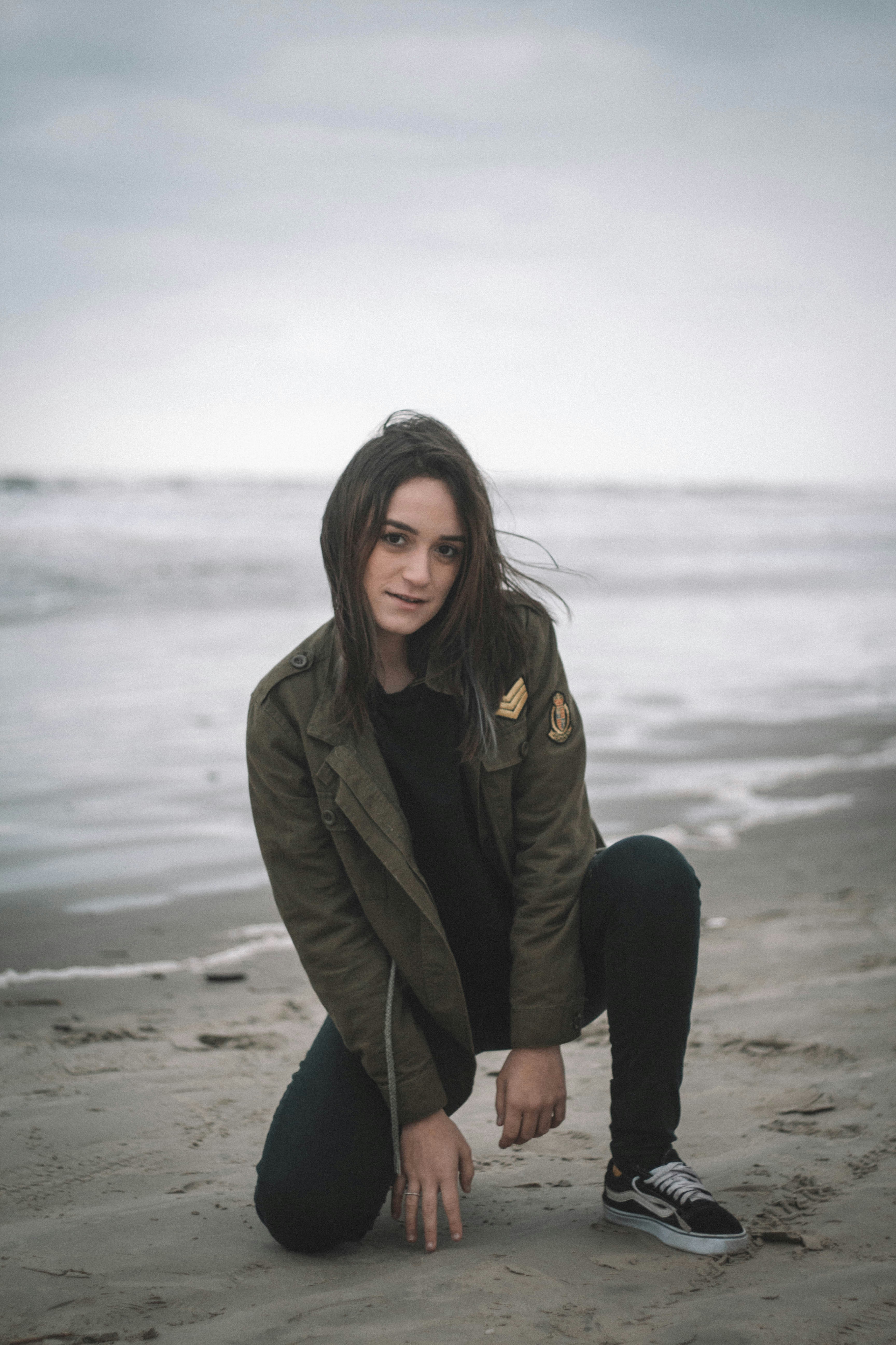 Pessoa desconhecida atracando perto de corpo d'água foto – Imagem ...