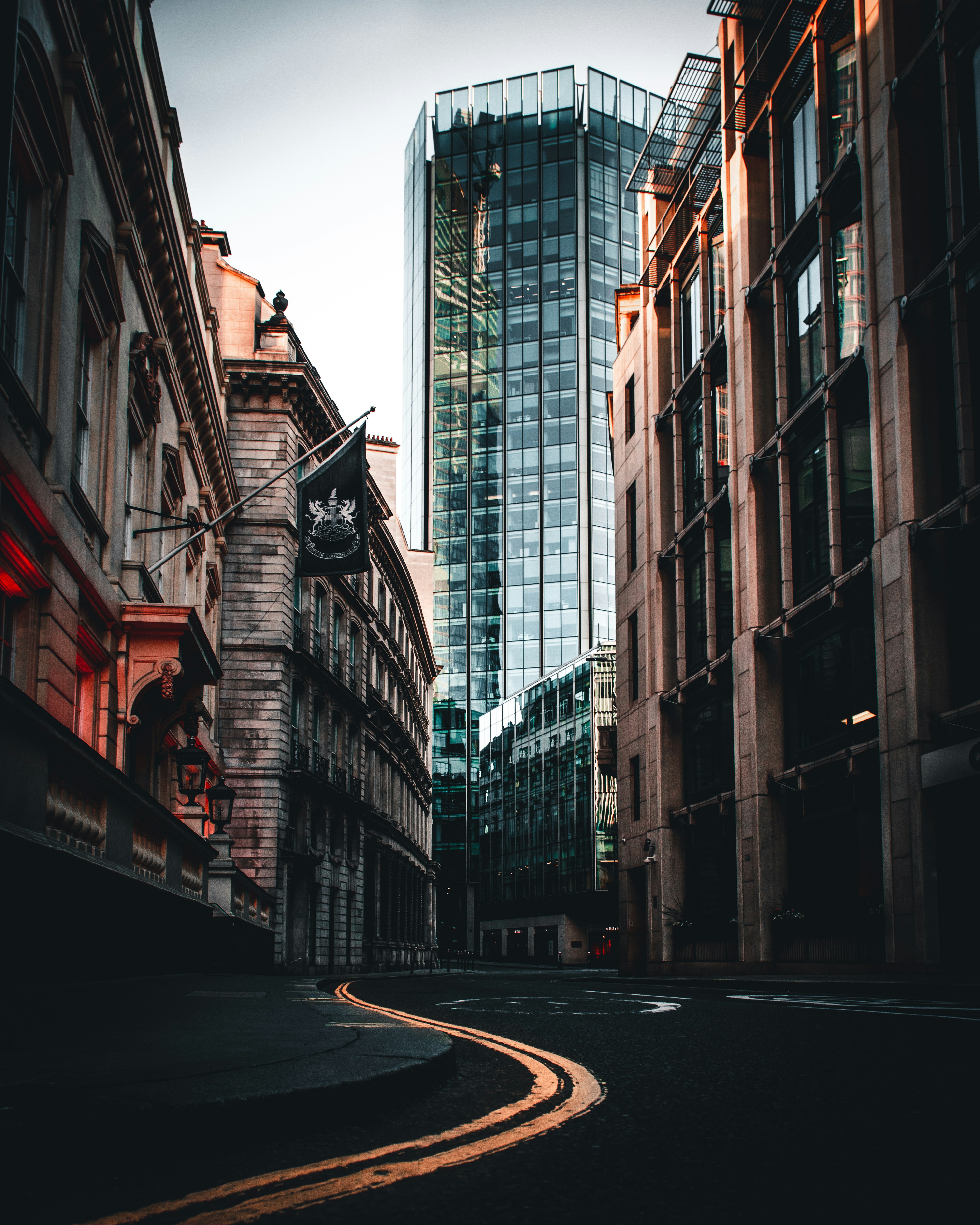 Carreteras y edificios durante el día foto – Imagen de Londyn gratuita en Unsplash