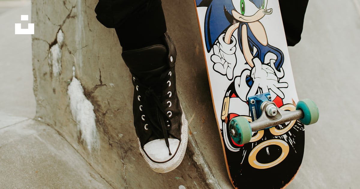 검은색 긴팔 셔츠를 입고 Finesse Sonic 스케이트보드를 들고 있는 사람 사진 Unsplash의 무료 스포츠 이미지