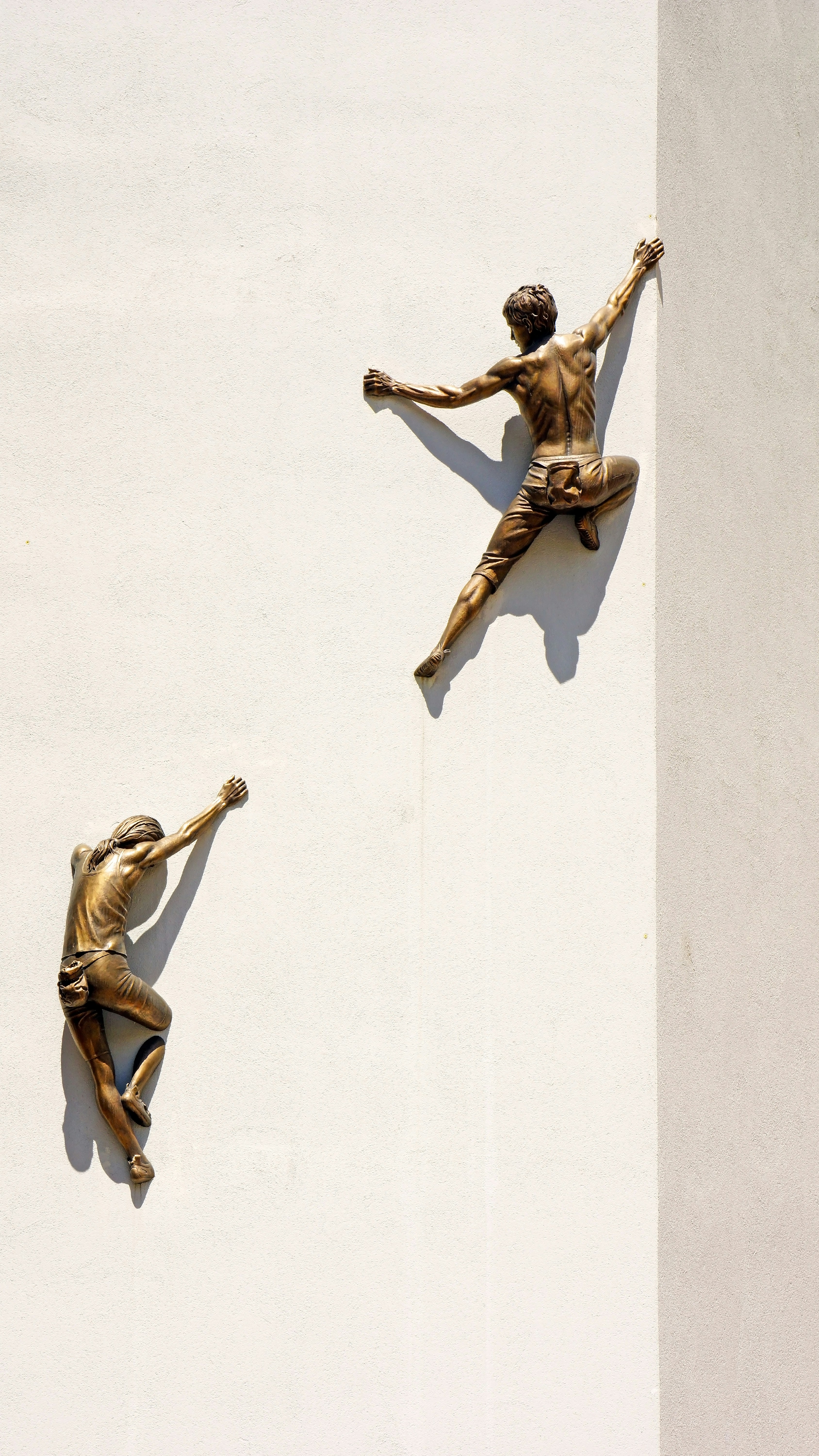 Brass statues of men climbing photo – Free Figurine Image on Unsplash