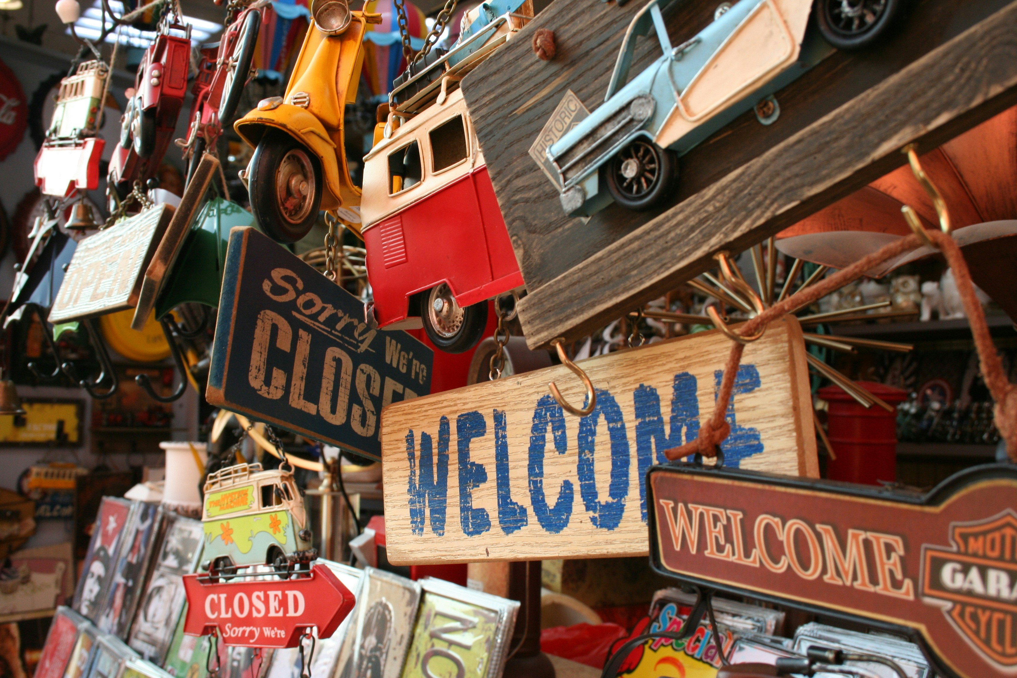 Welcome signages photo – Free Red Image on Unsplash