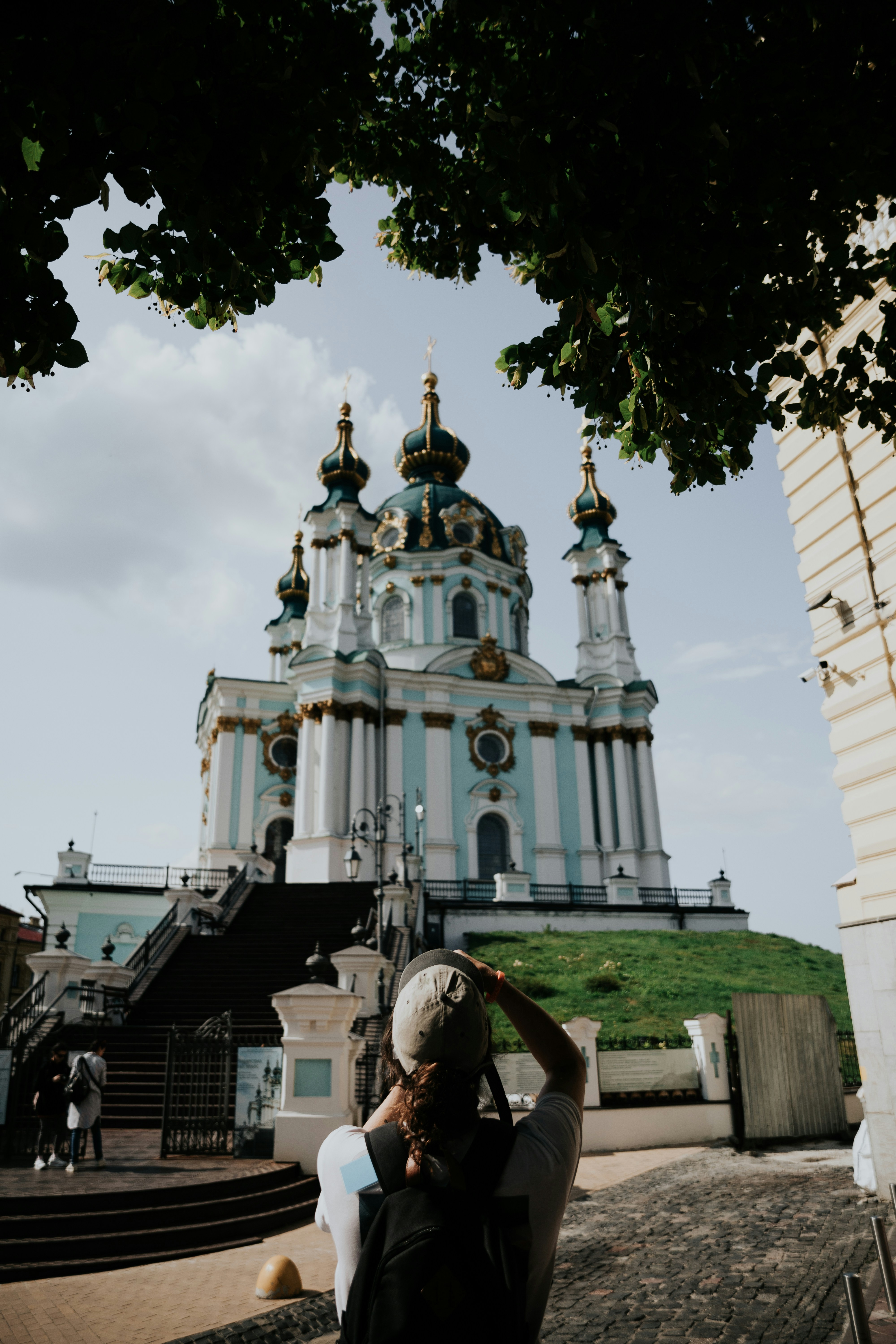 Pursuit of Architecture: A Visitor Before the Cathedral