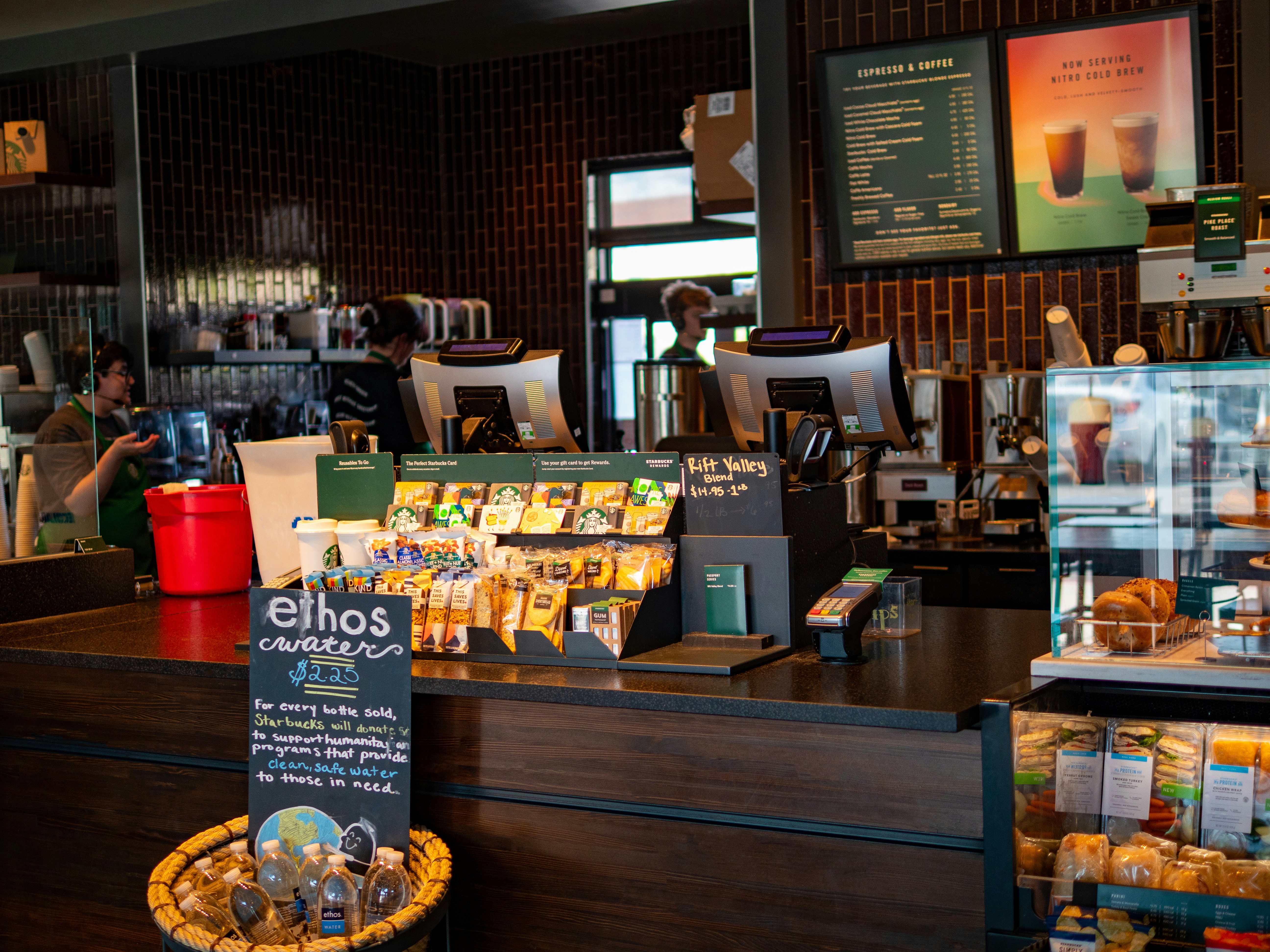 Un café avec un menu sur le comptoir photo – Photo Humain Gratuite sur ...