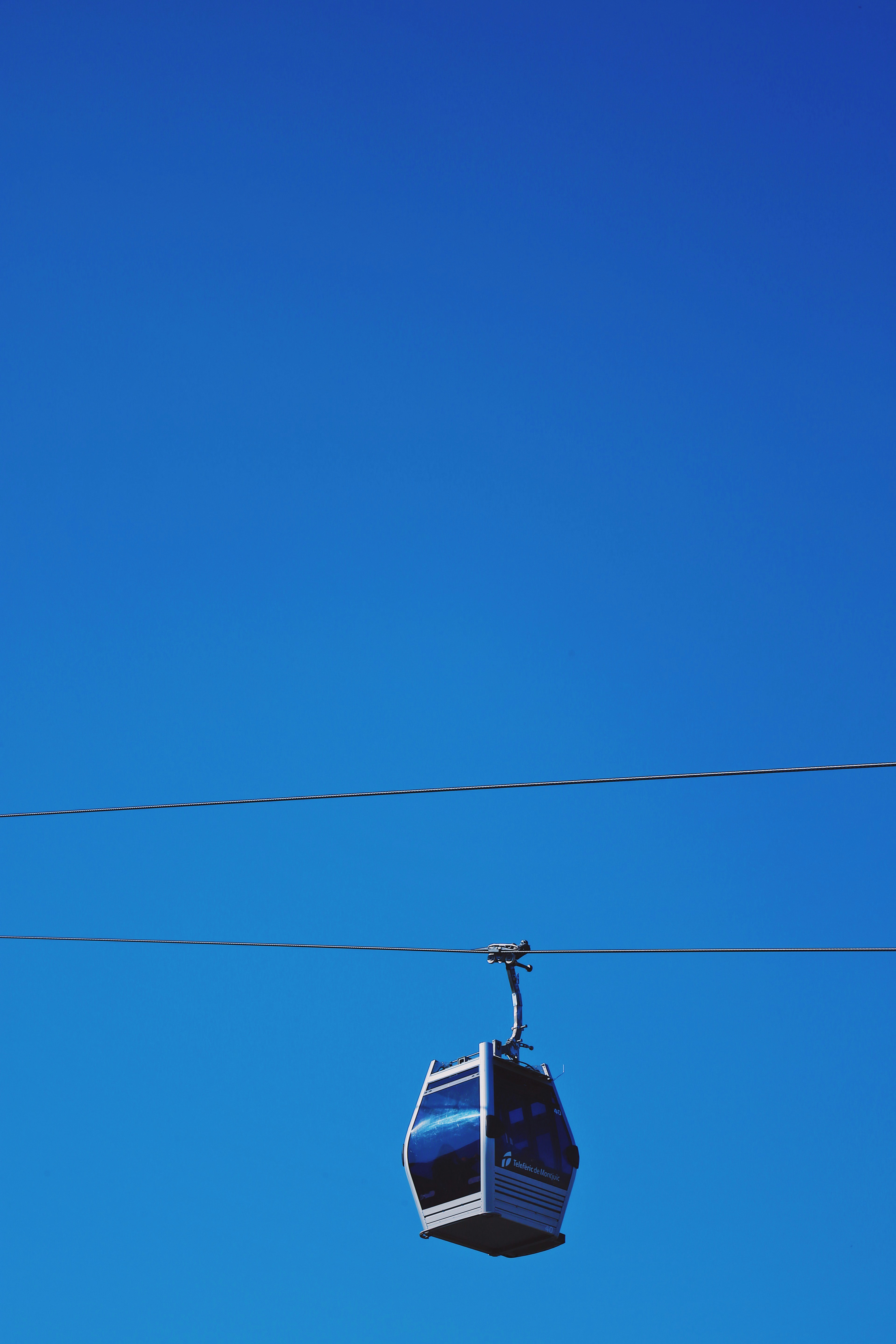 White cable car photo – Free Blue Image on Unsplash
