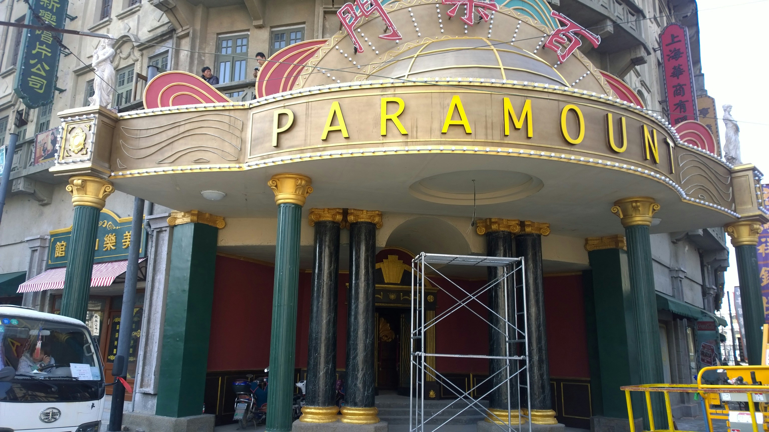 Paramount building during daytime photo – Free Human Image on Unsplash