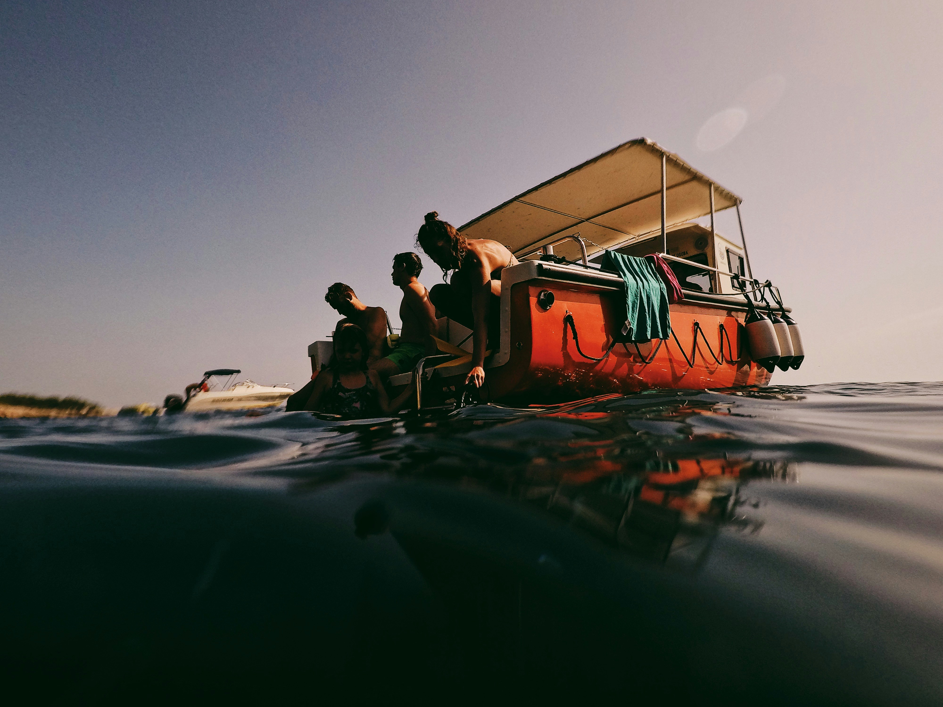Foto zum Thema Menschen im Boot auf dem Meer – Kostenloses Bild zu Boot ...