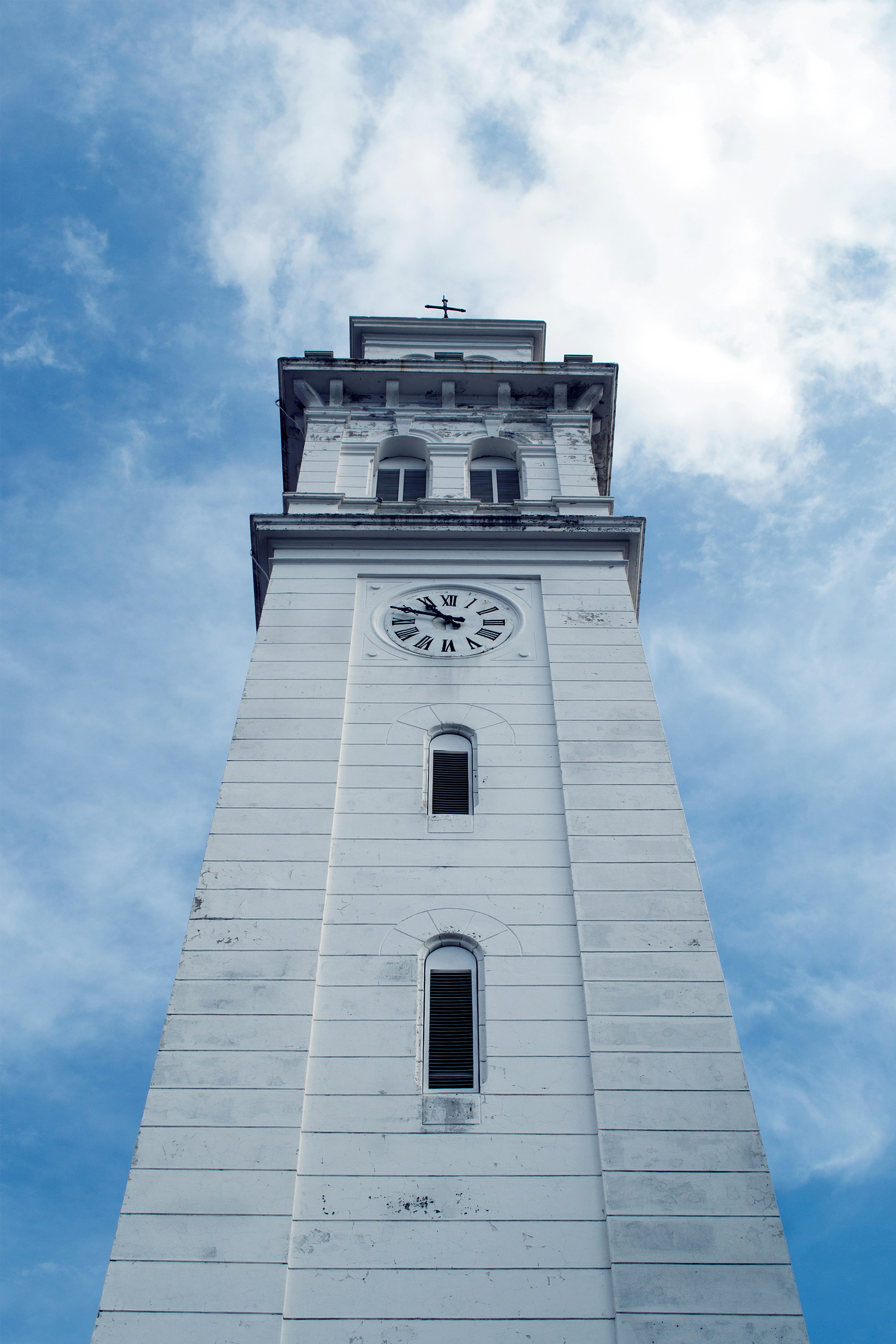 A tall white clock tower with a sky background photo – Free Grey Image ...