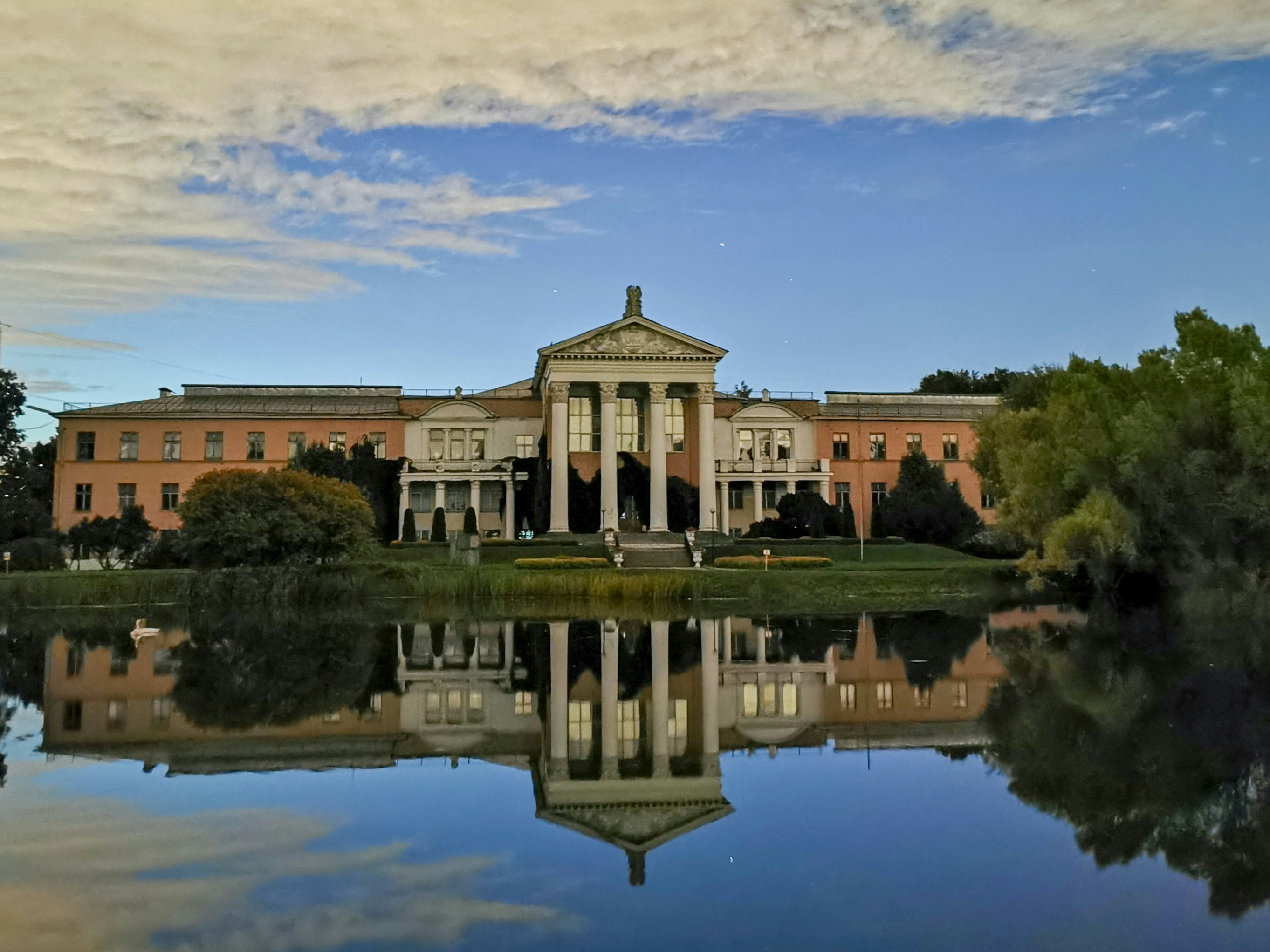 Reflection of building on water photo – Free Water Image on Unsplash