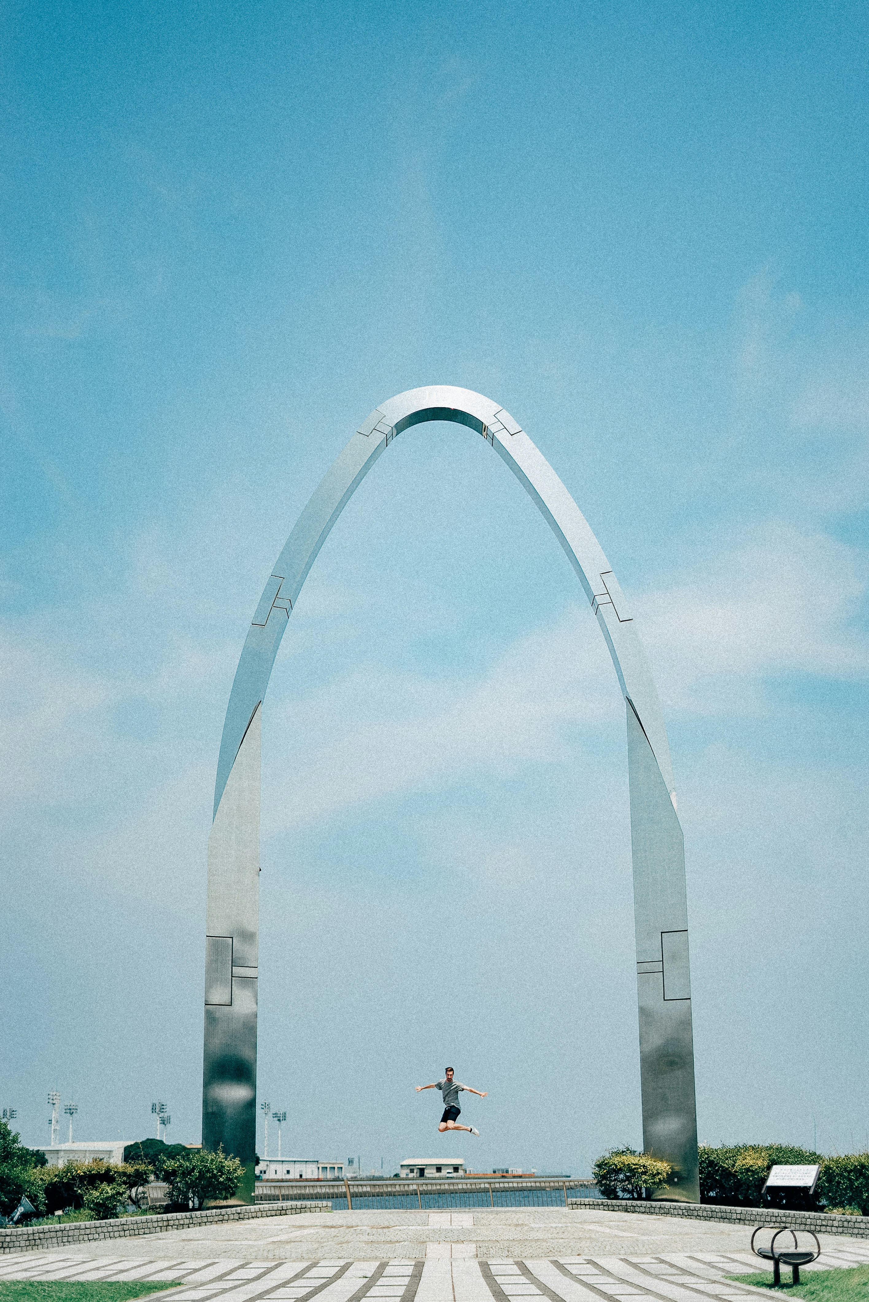 A lone jumper under the Gateway Arch panorama