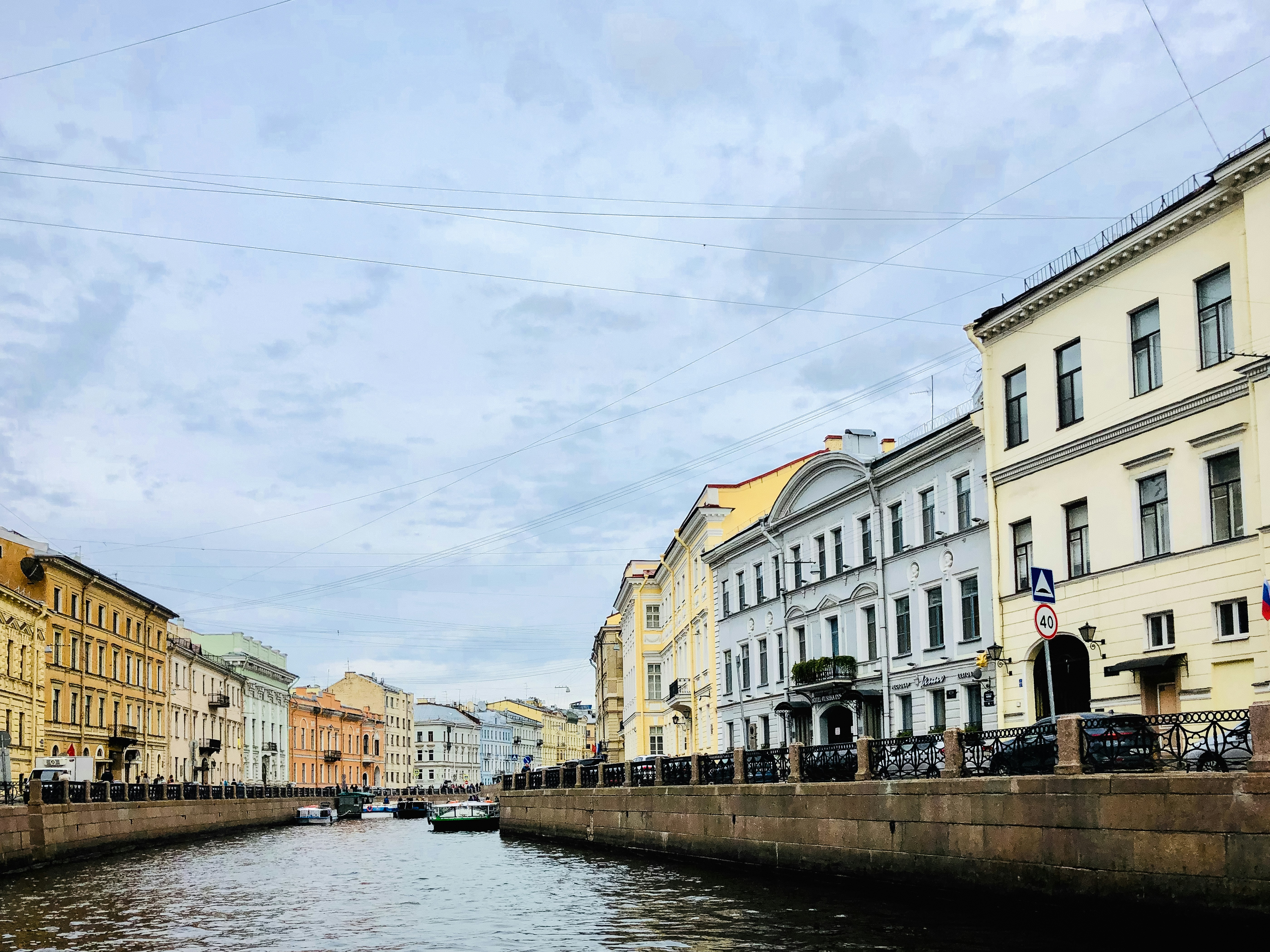 Edificios junto a un río foto – Imagen de Azul gratuita en Unsplash
