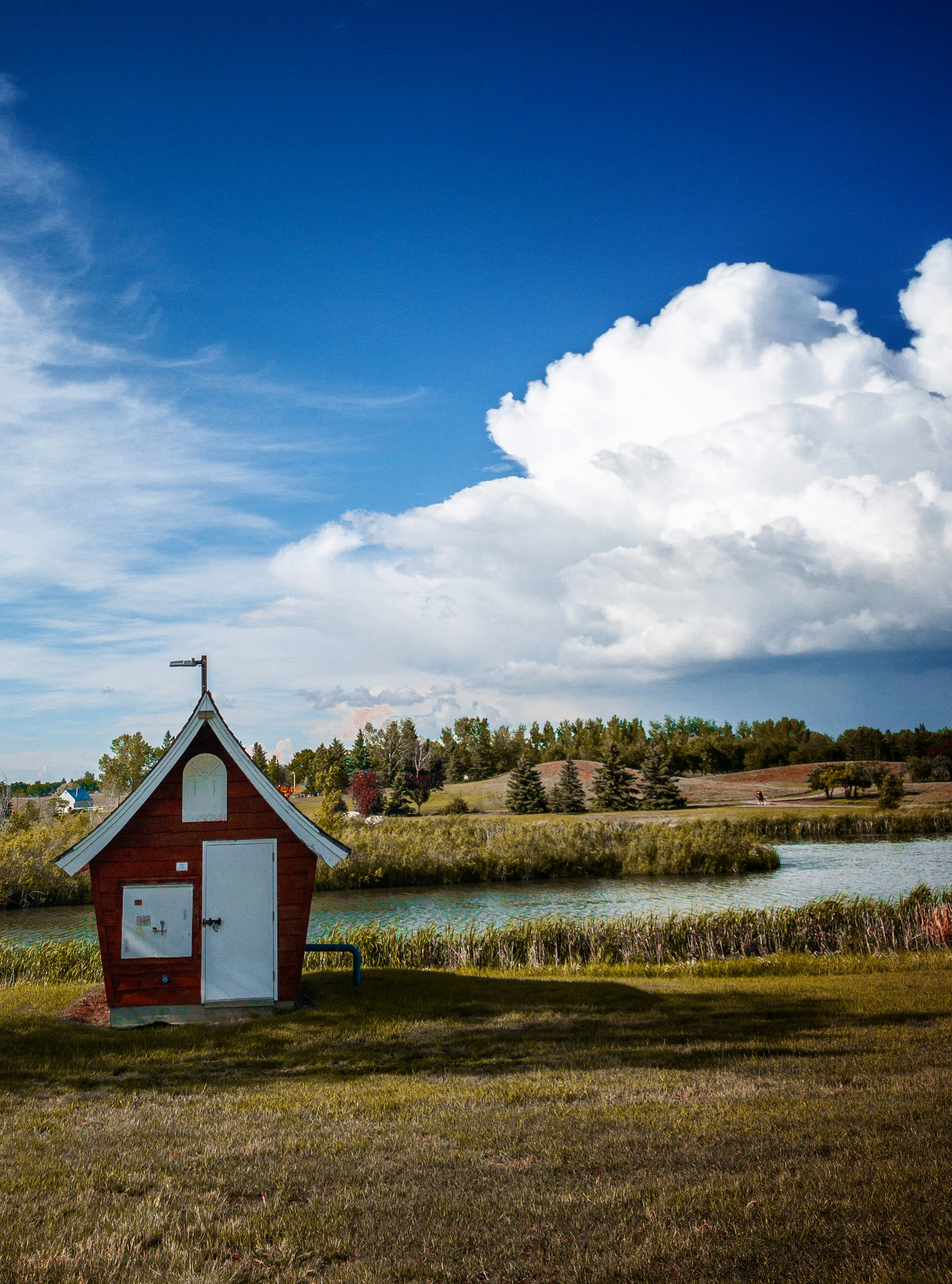 Casa marrón y blanca al lado del cuerpo de agua durante el día foto ...