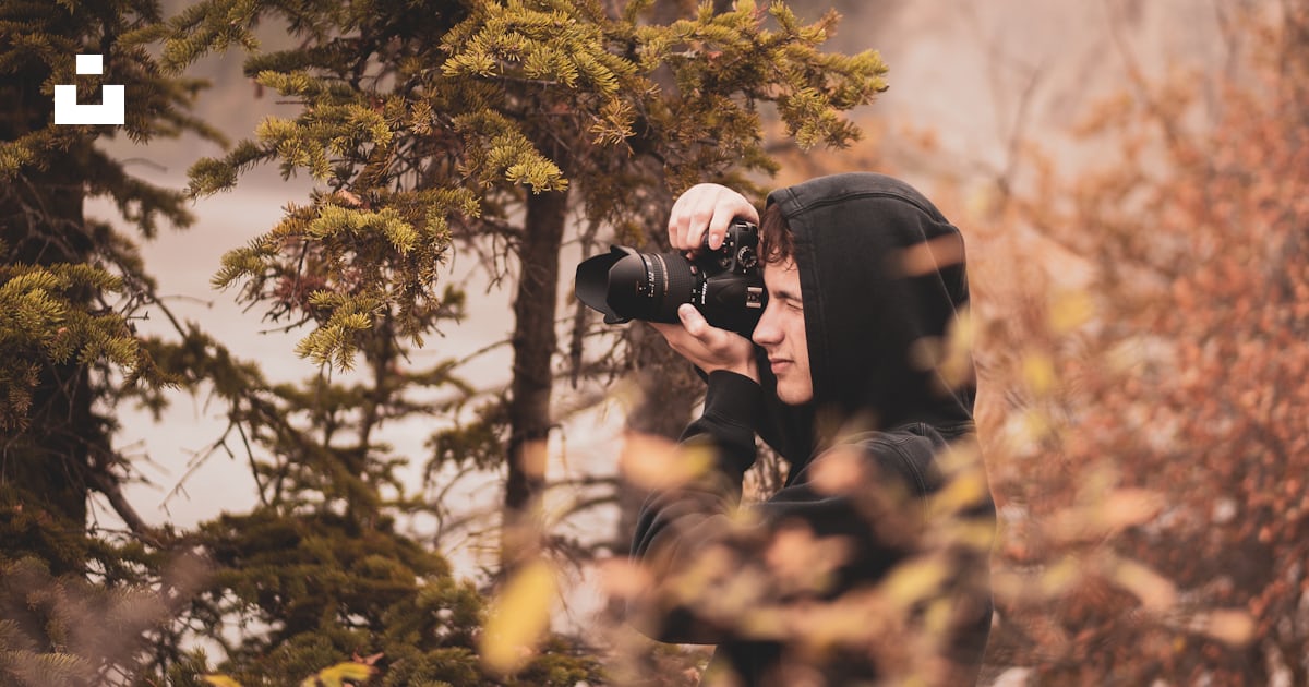 Foto Hombre A Punto De Tomar Una Foto Usando Una Cámara Dslr Negra
