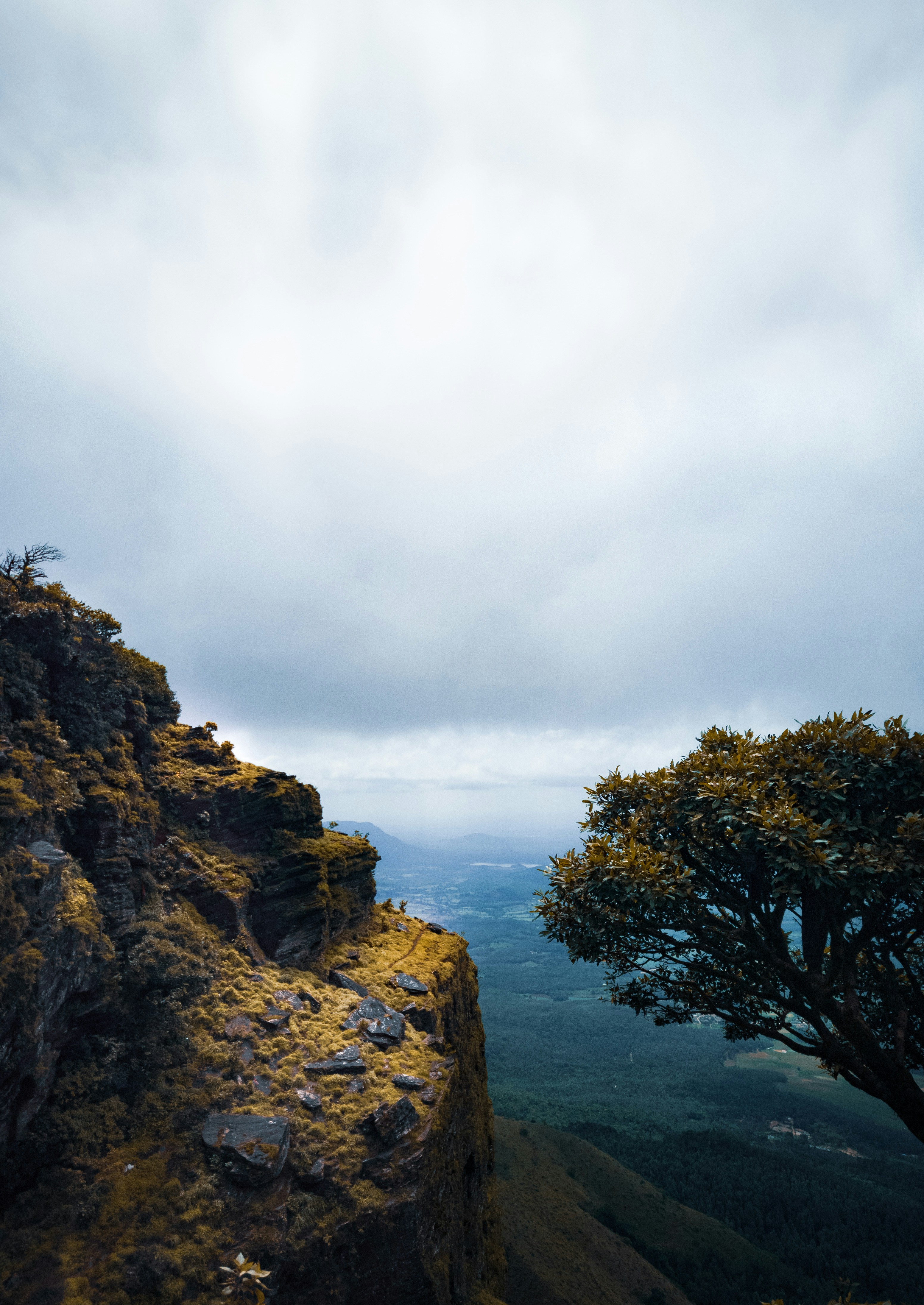 Montagne d’observation des collines rocheuses sous un ciel blanc et ...