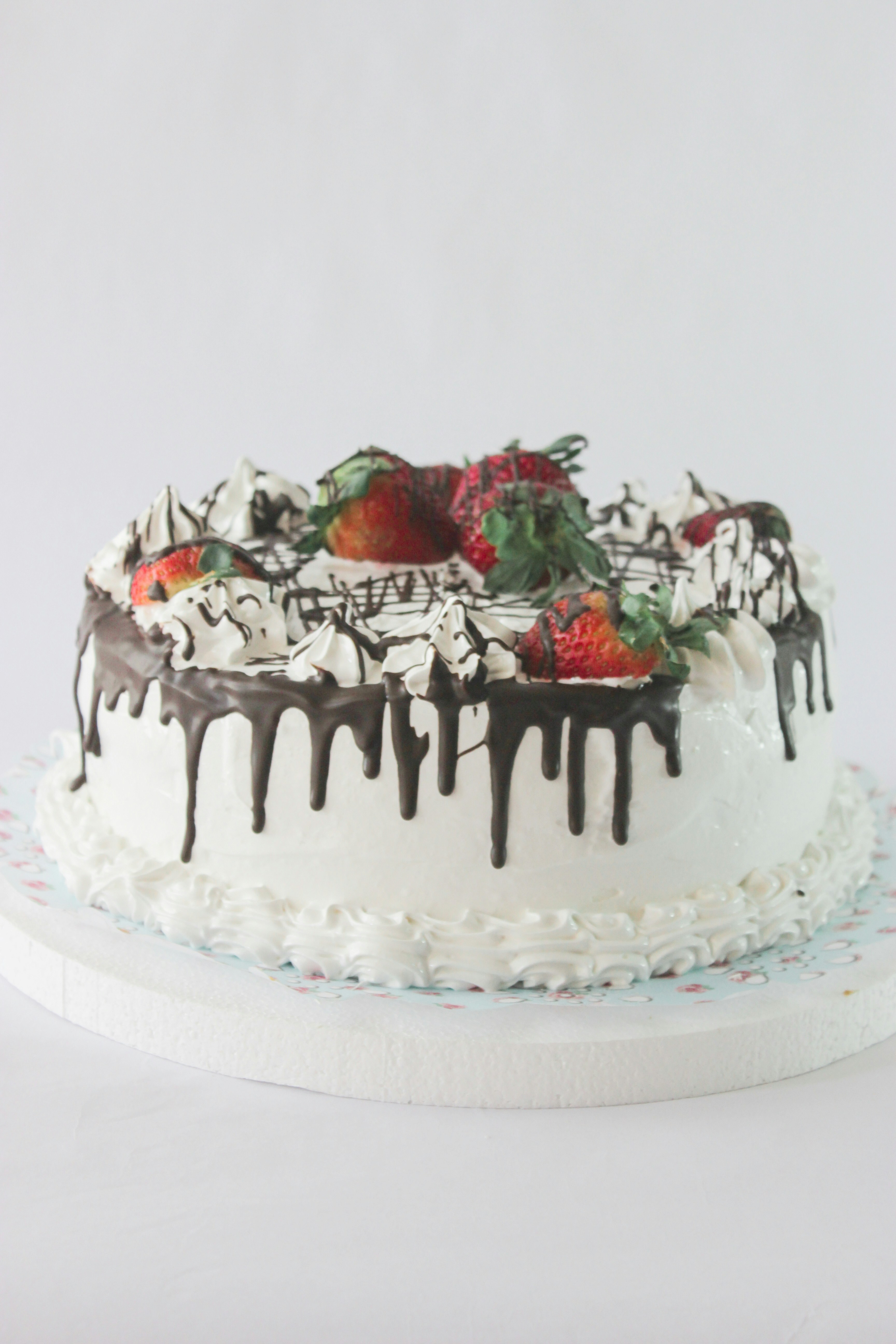 Round white icing cake photo – Free Birthday cake Image on Unsplash