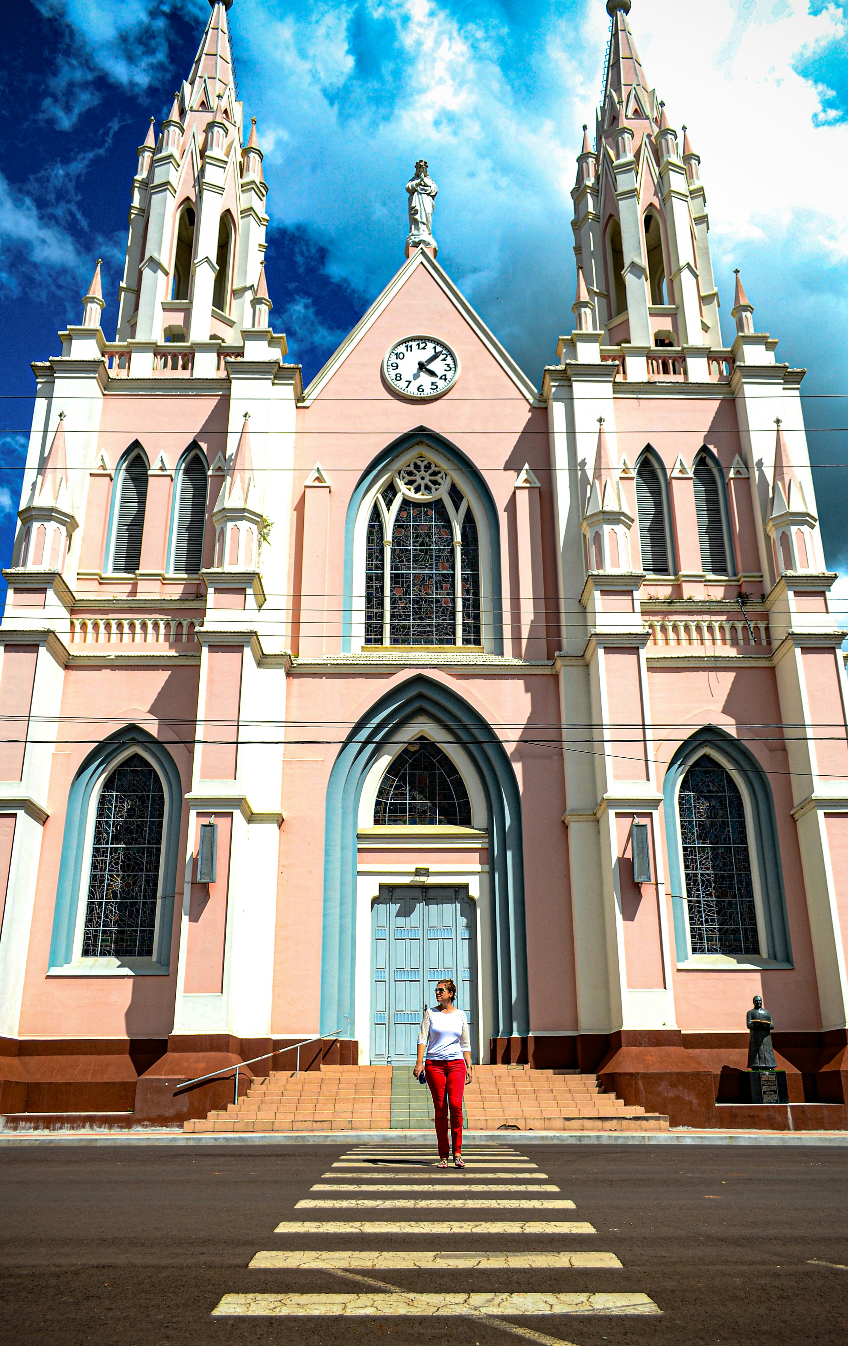Foto Mujer caminando en el carril peatonal – Imagen Humano gratis en ...