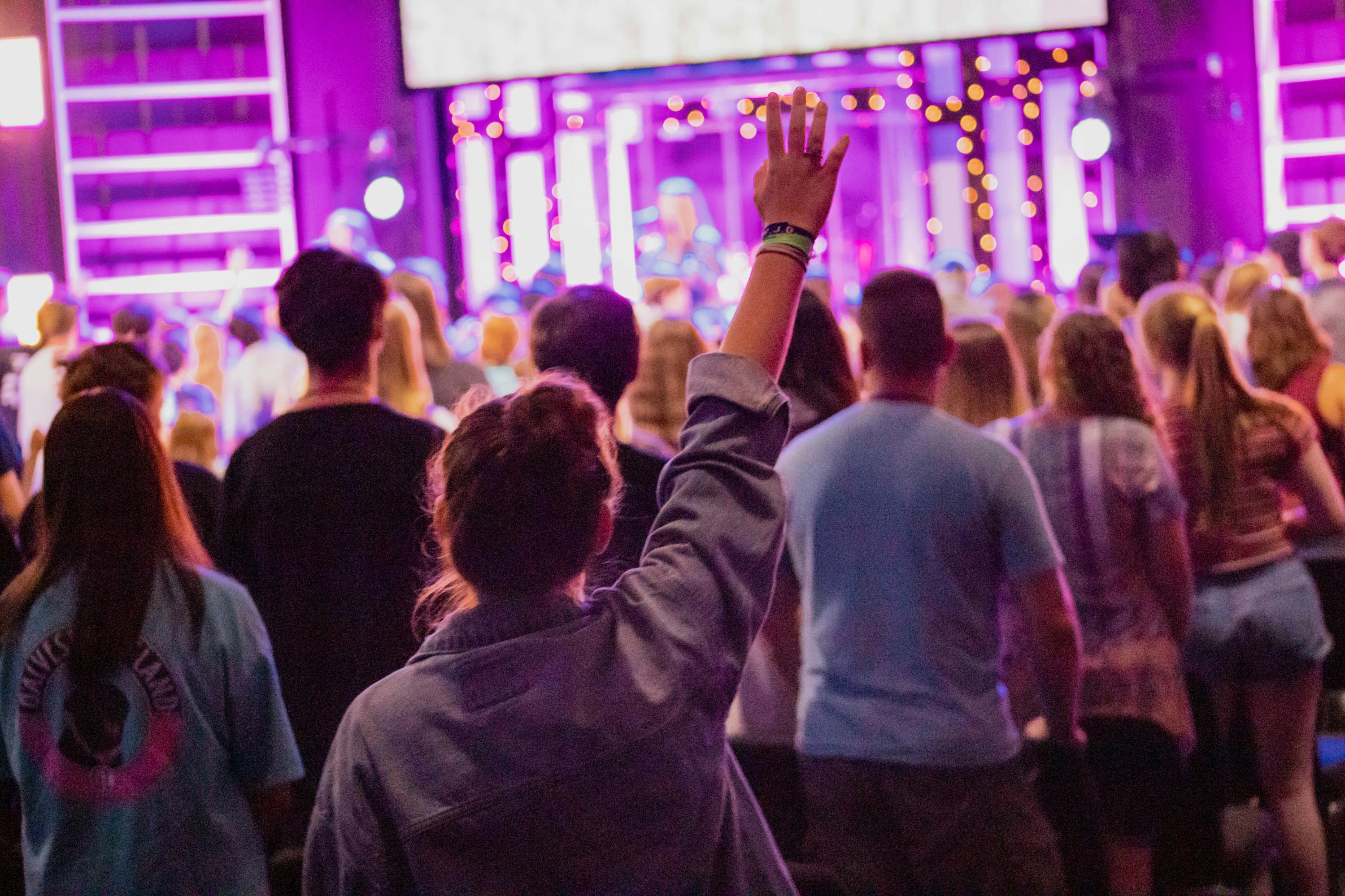 Femme levant la main photo – Photo Dieu Gratuite sur Unsplash