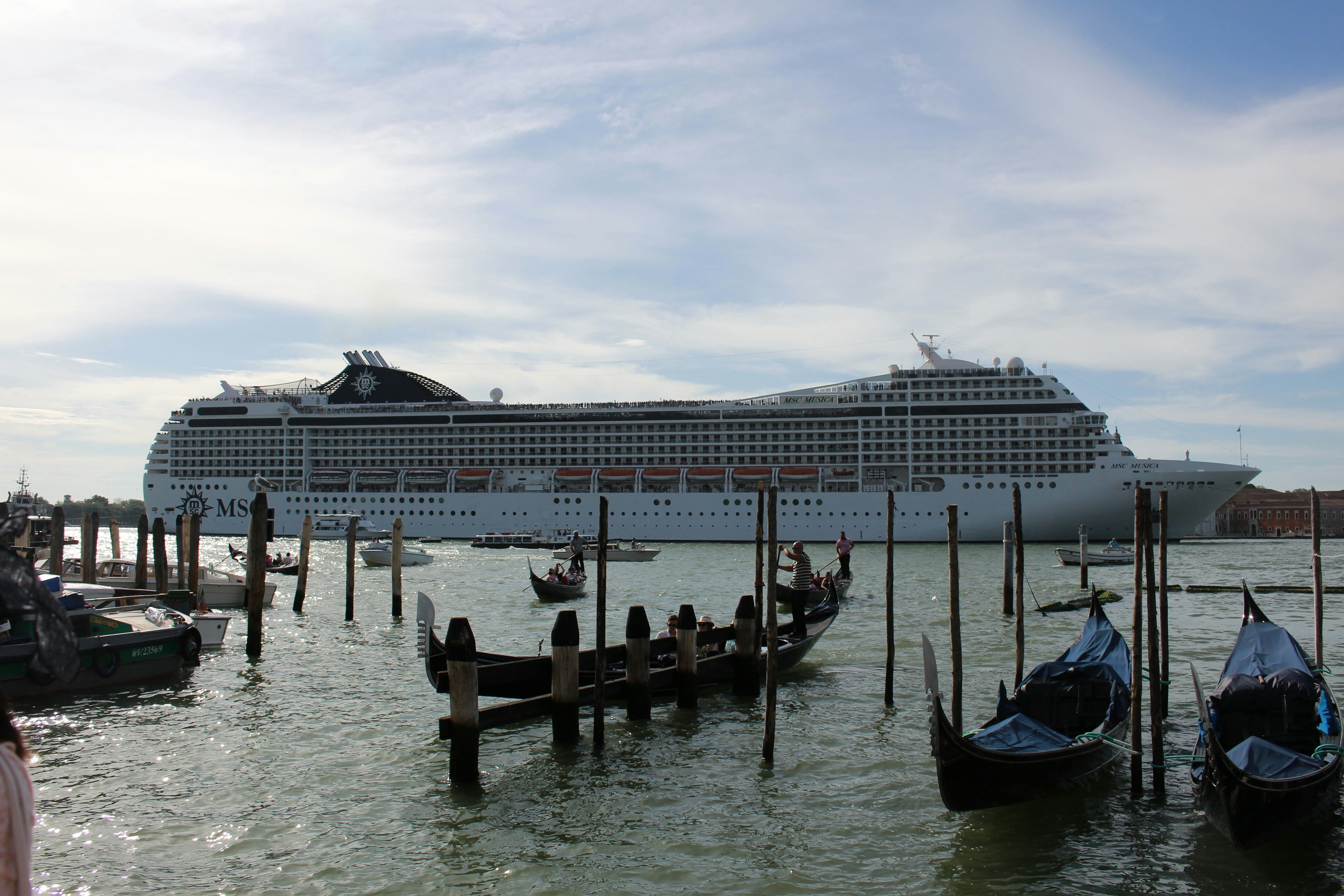 Cruise Ship In Venice Photo Pictures | Download Free Images on Unsplash