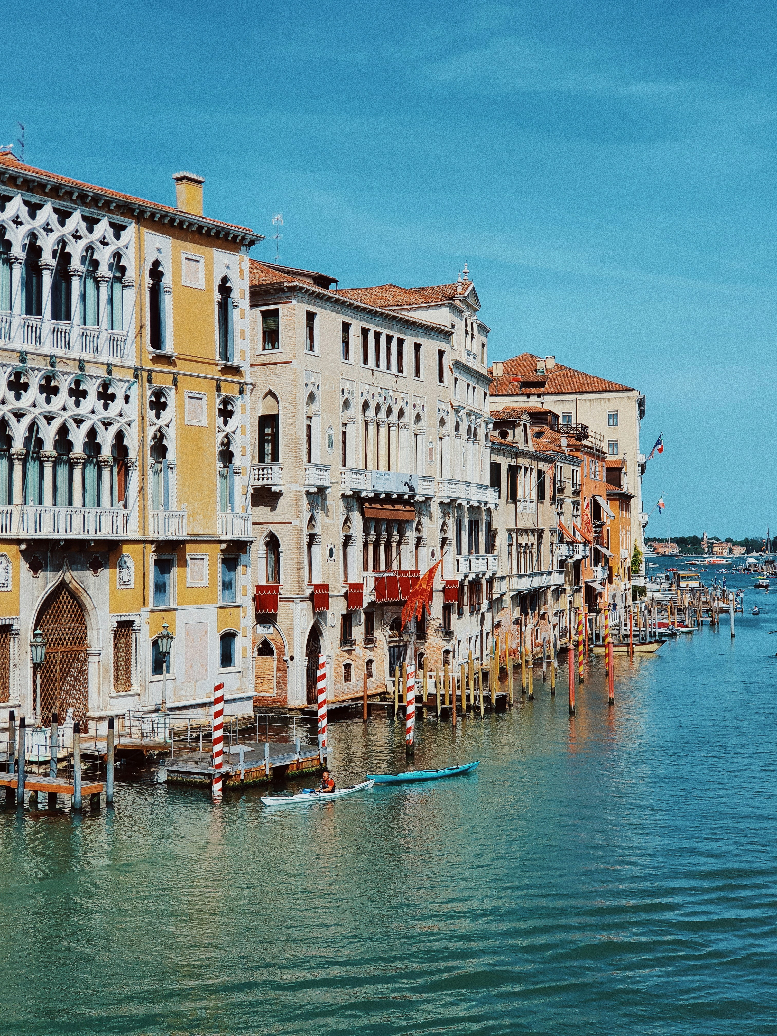 Venezia’s Waterfront Facades: Colorful Palazzi Along the Quiet Giudecca