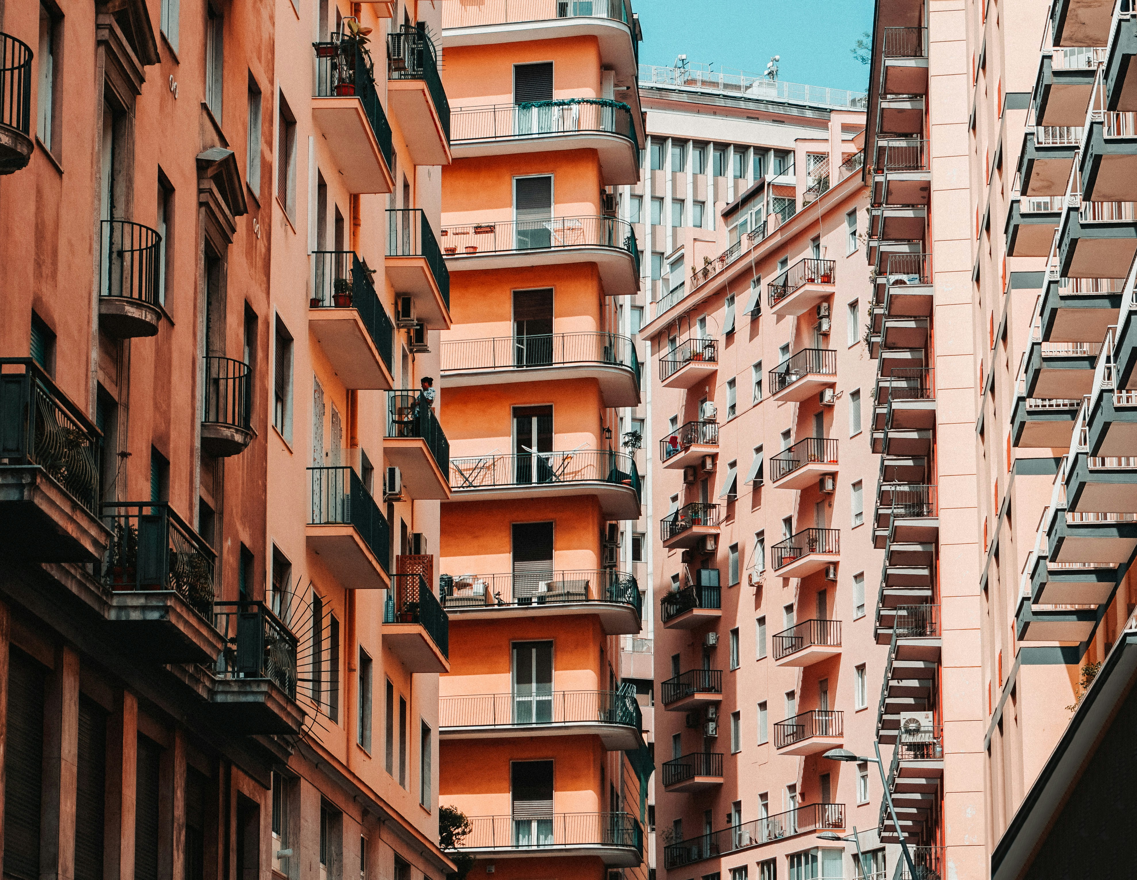 Foto Edificio rosa de mediana altura durante el día – Imagen Pueblo ...