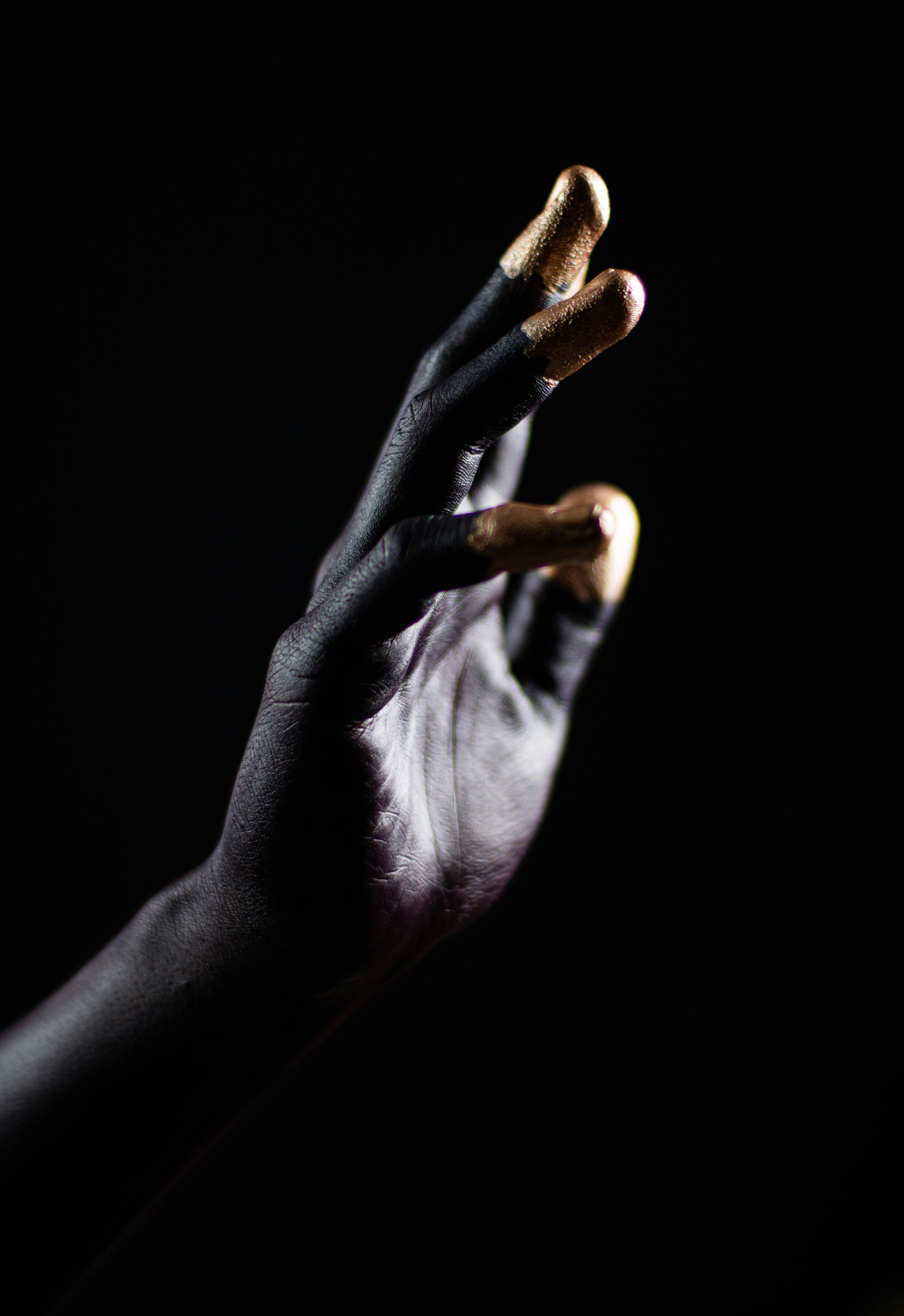 配图 | 4 best free grey, human, hand and finger photos on Unsplash