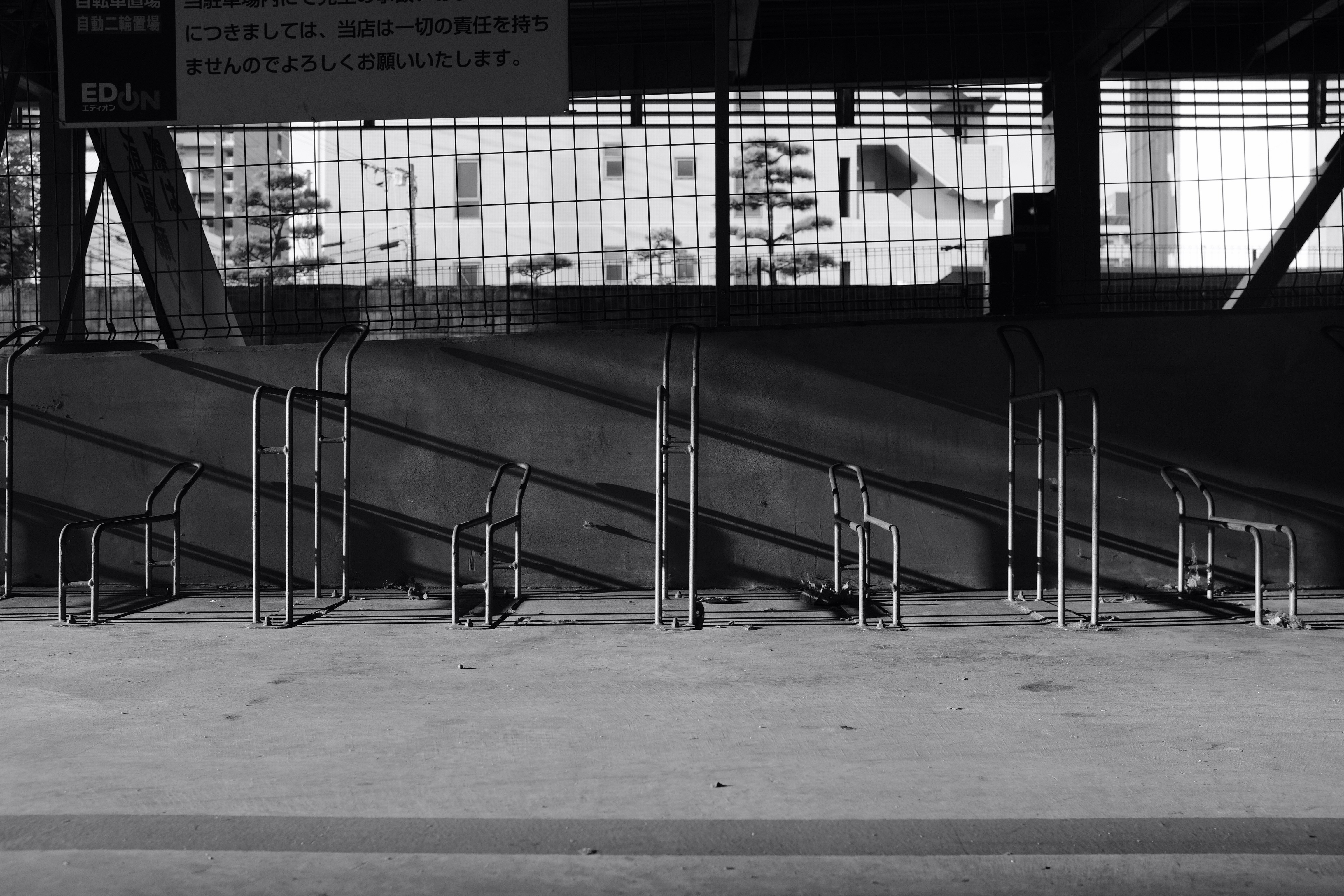 Grey metal frame photo – Free Grey Image on Unsplash