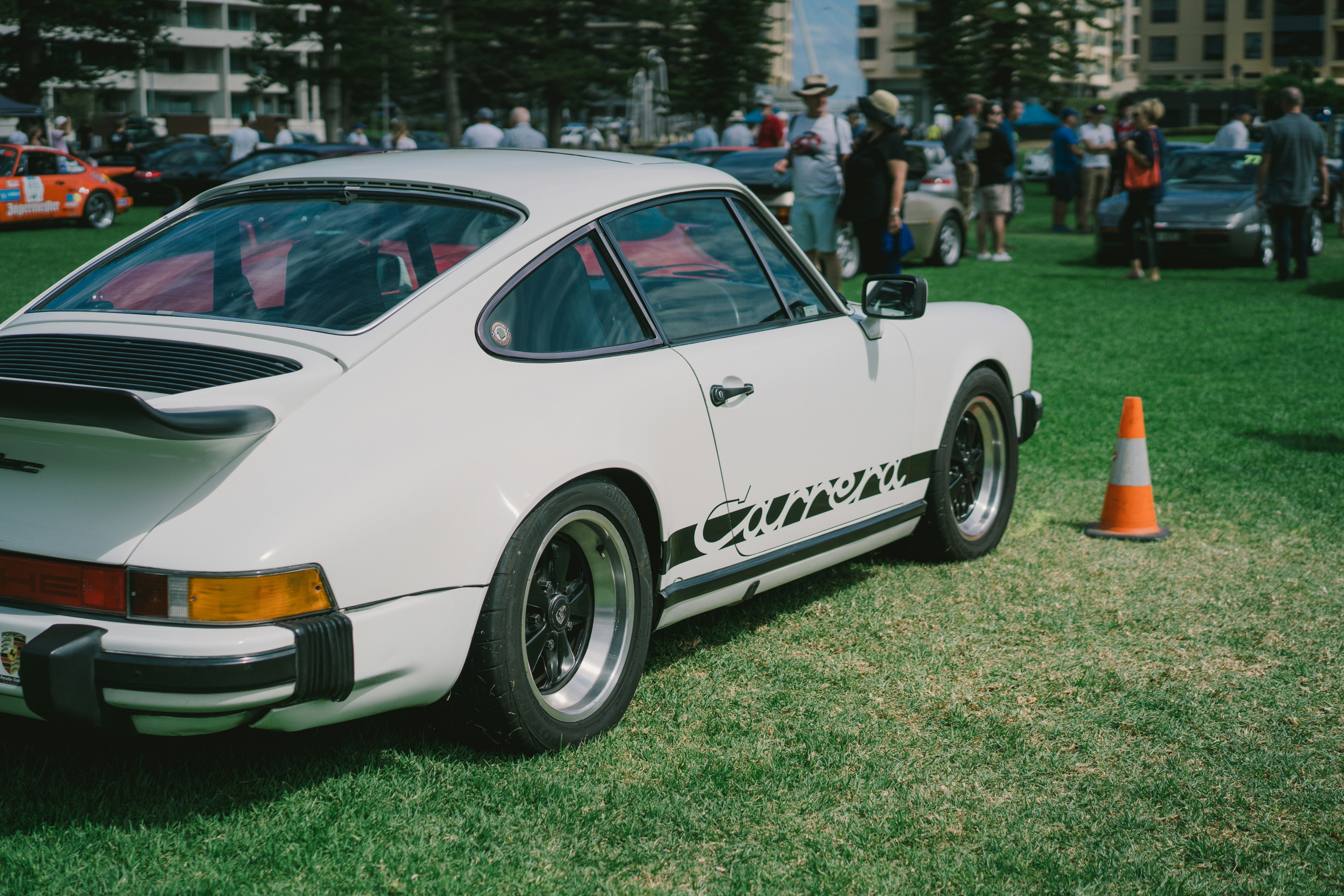 Foto Cupé blanco durante el día – Imagen Gris gratis en Unsplash