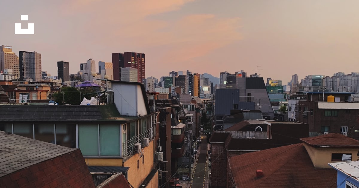 낮에는 파란색과 주황색 하늘 아래 집 근처 도로에 있는 다른 차량 사진 Unsplash의 무료 갈색 이미지
