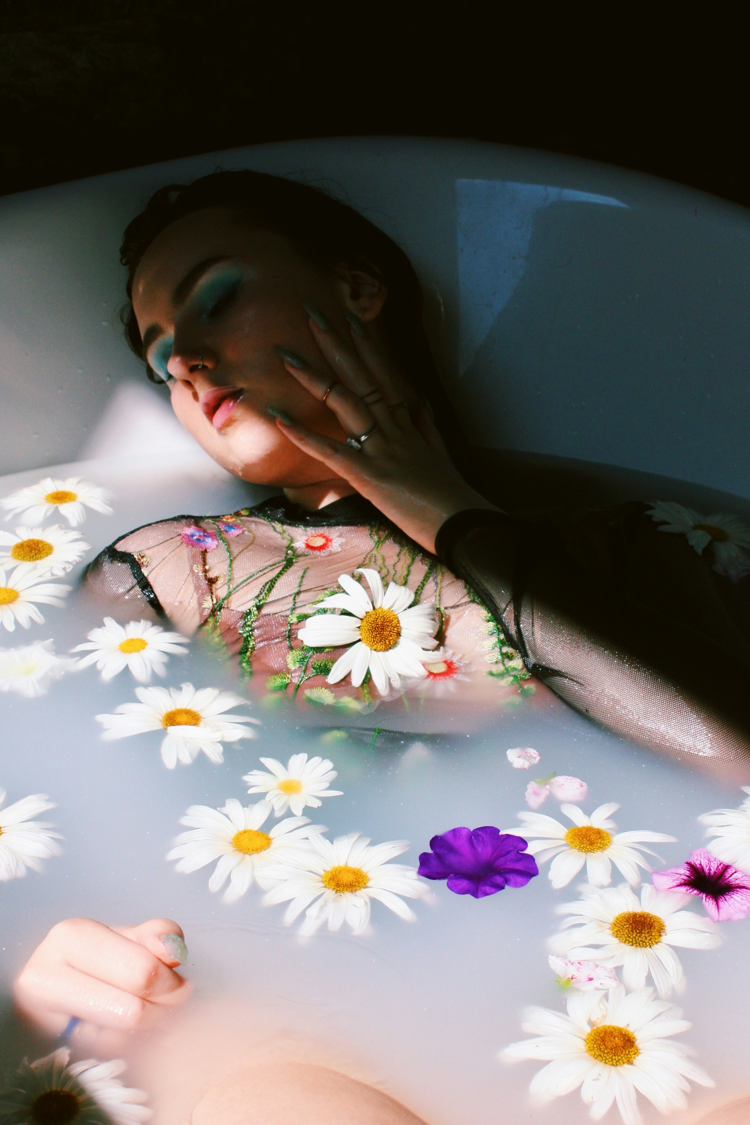 Daisy-scented Reverie in a Moonlit Bath