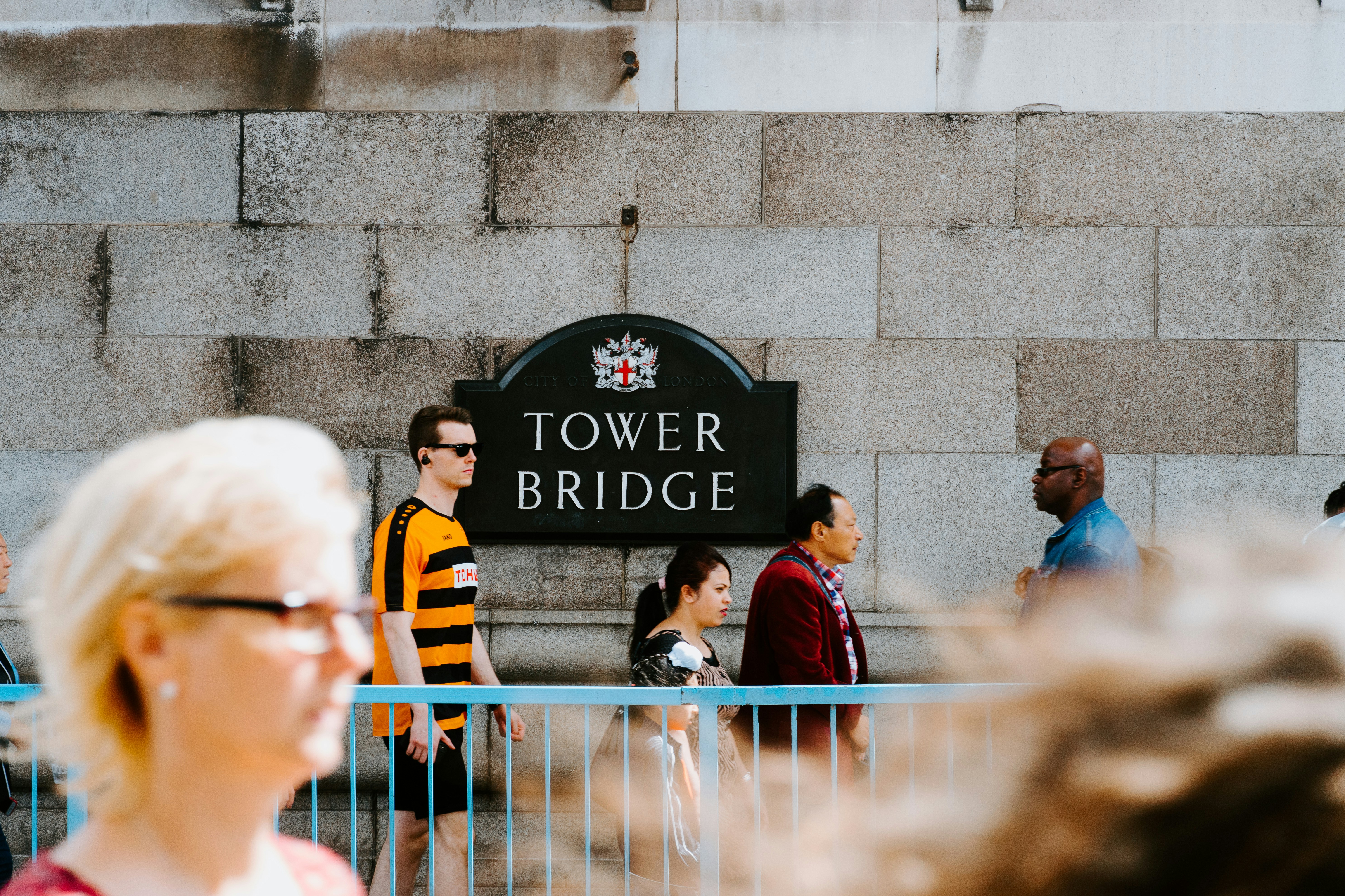 Foto Señalización del Tower Bridge durante el día – Imagen Humano gratis en Unsplash