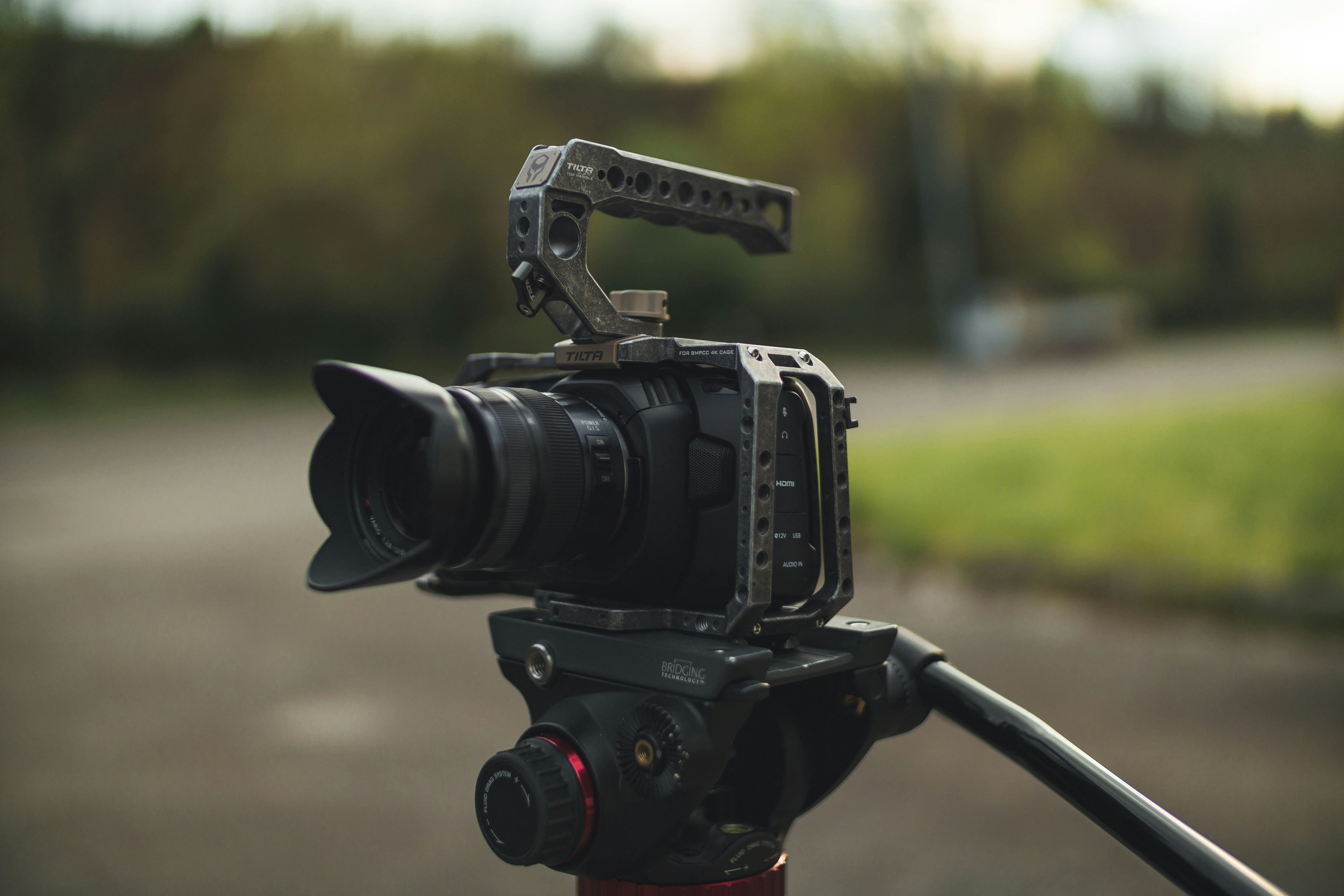 Black DSLR camera on stand photo – Free Photo Image on Unsplash