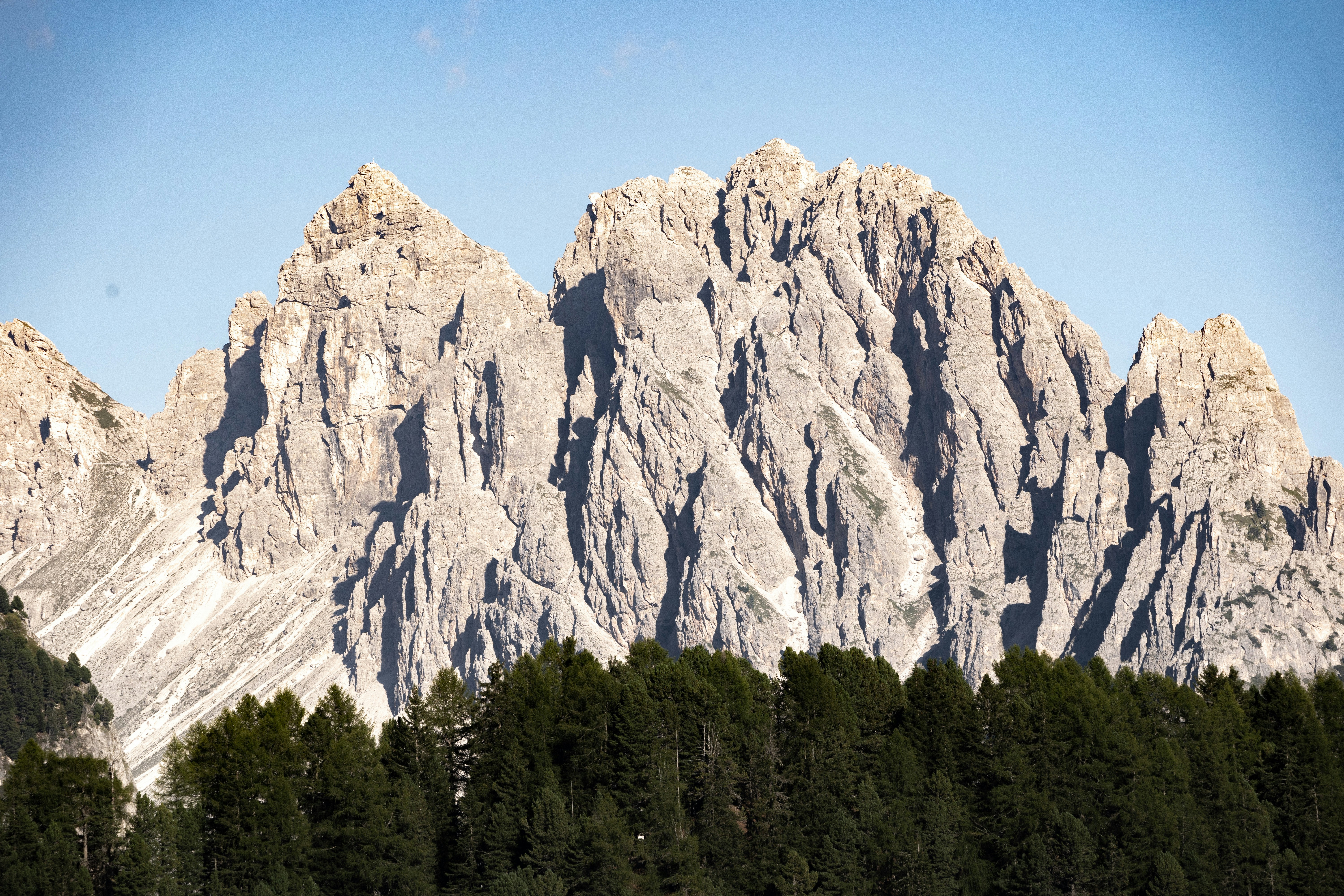 Photographie de paysage de montagnes rocheuses photo – Photo Gris ...