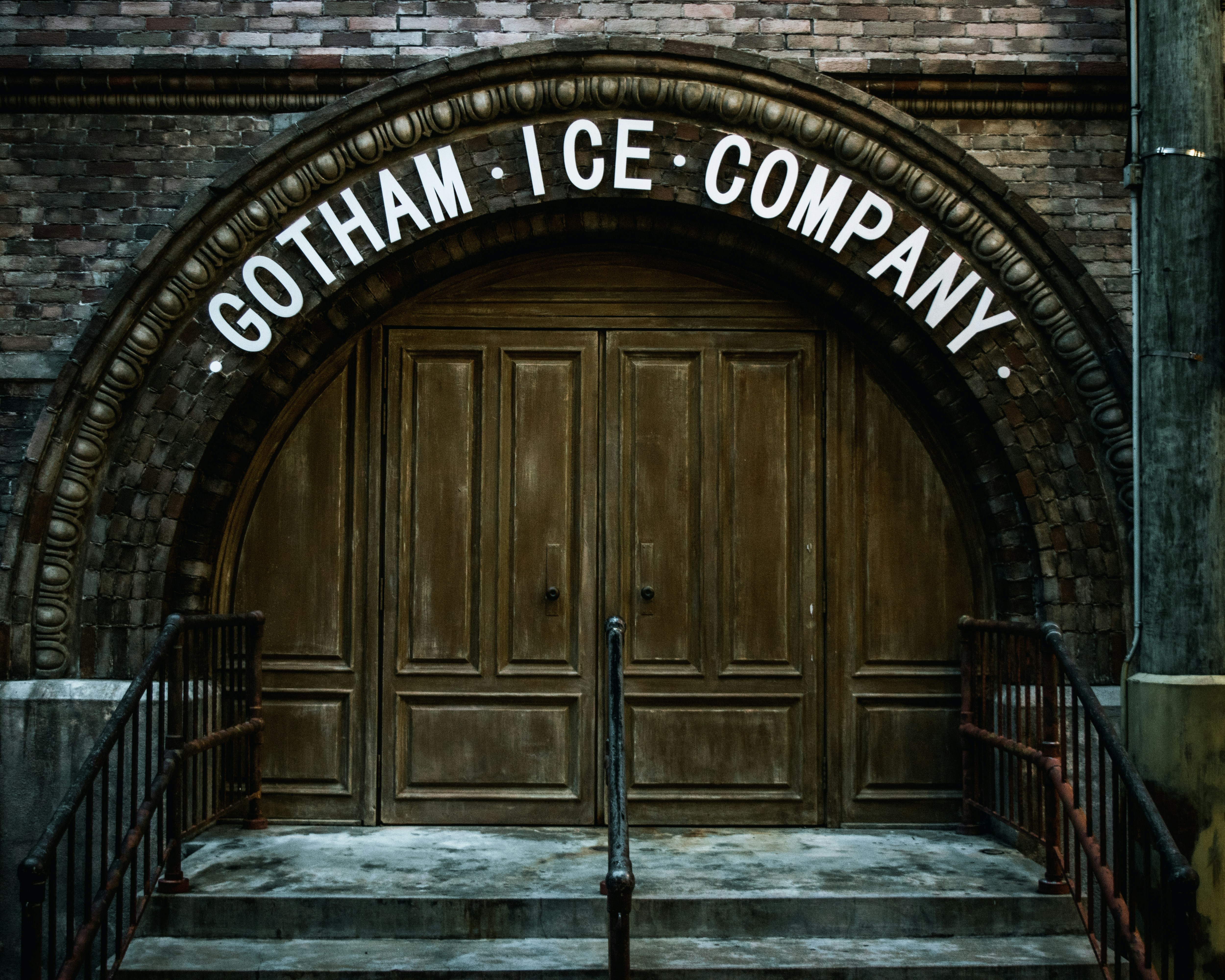 고담 아이스 컴퍼니(Gotham Ice Company) 상점 앞 사진 – Unsplash의 무료 회색 이미지