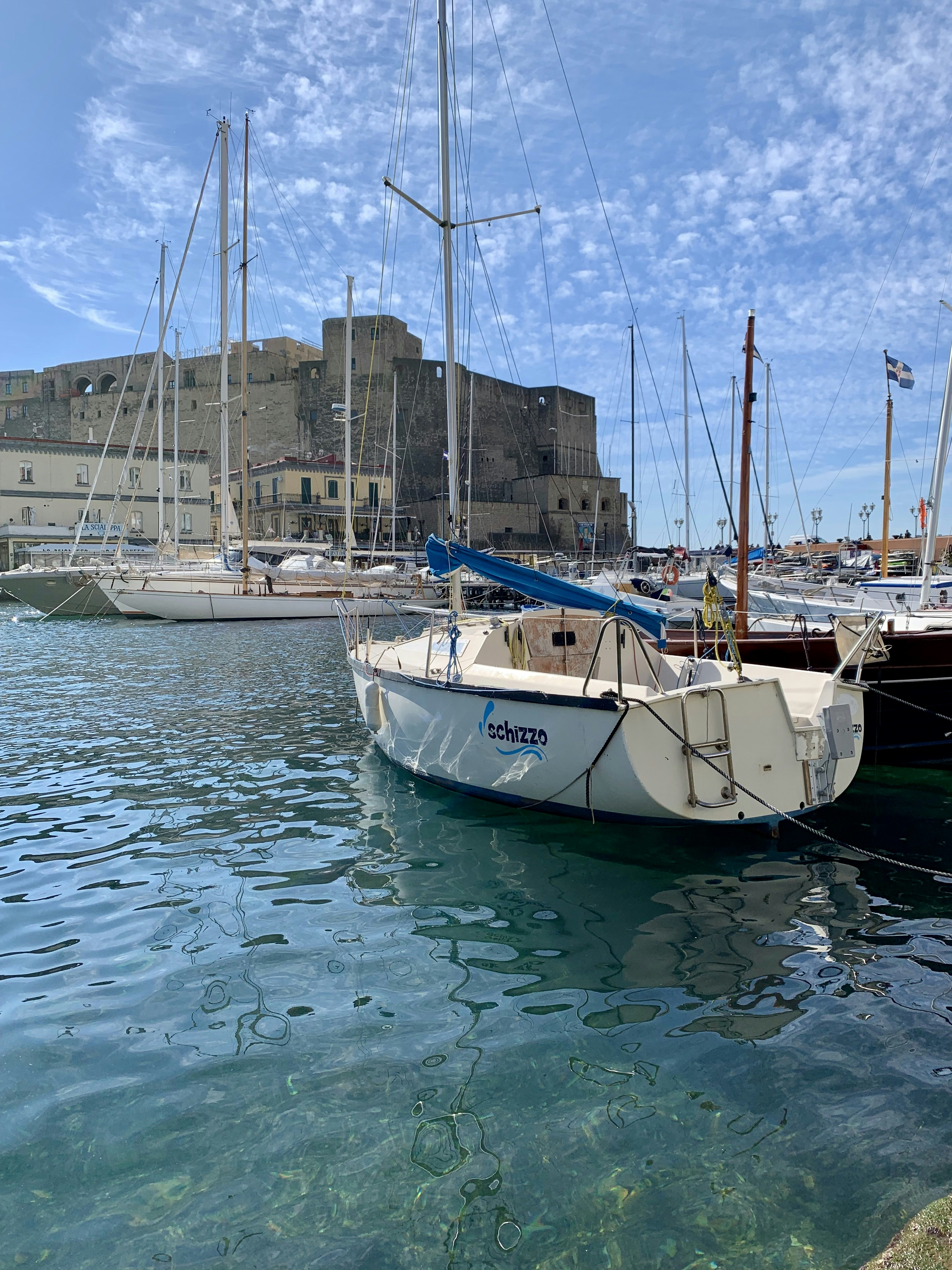 Bote blanco en el cuerpo de agua durante el día foto – Imagen de Neapel ...