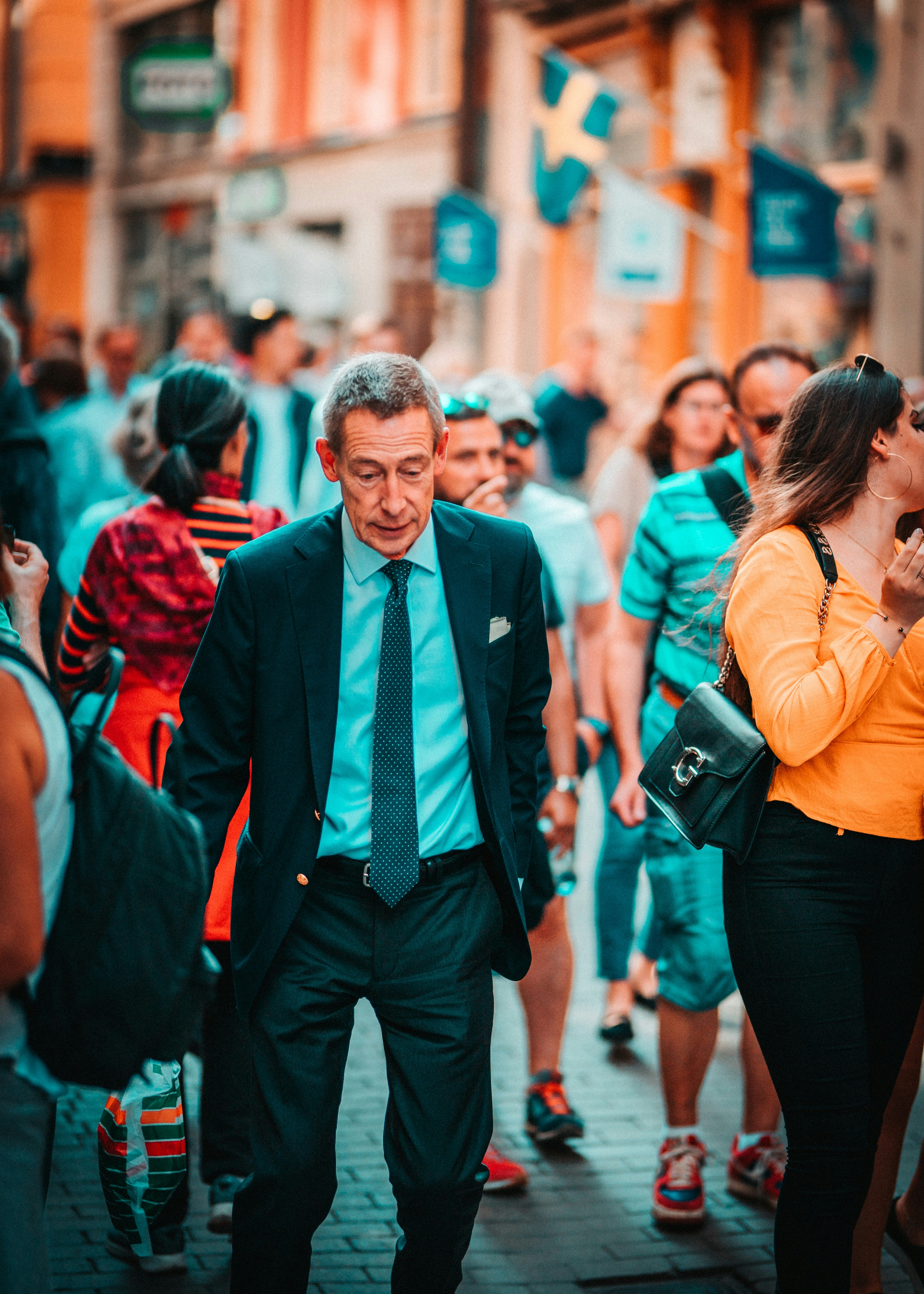 Foto Hombre vestido con traje formal negro caminando junto a la gente ...