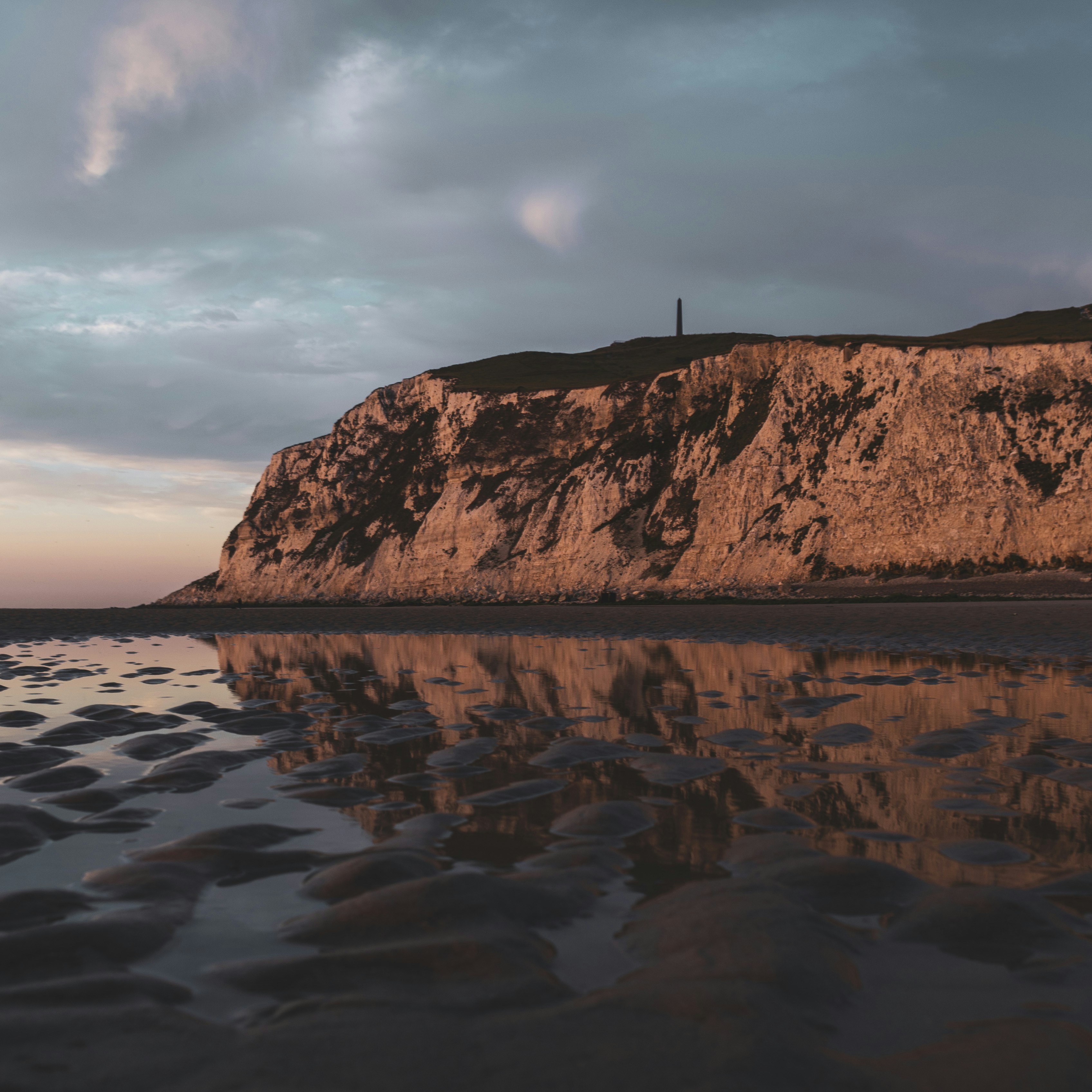 Falaise brune sur une plagej photo – Photo Brun Gratuite sur Unsplash