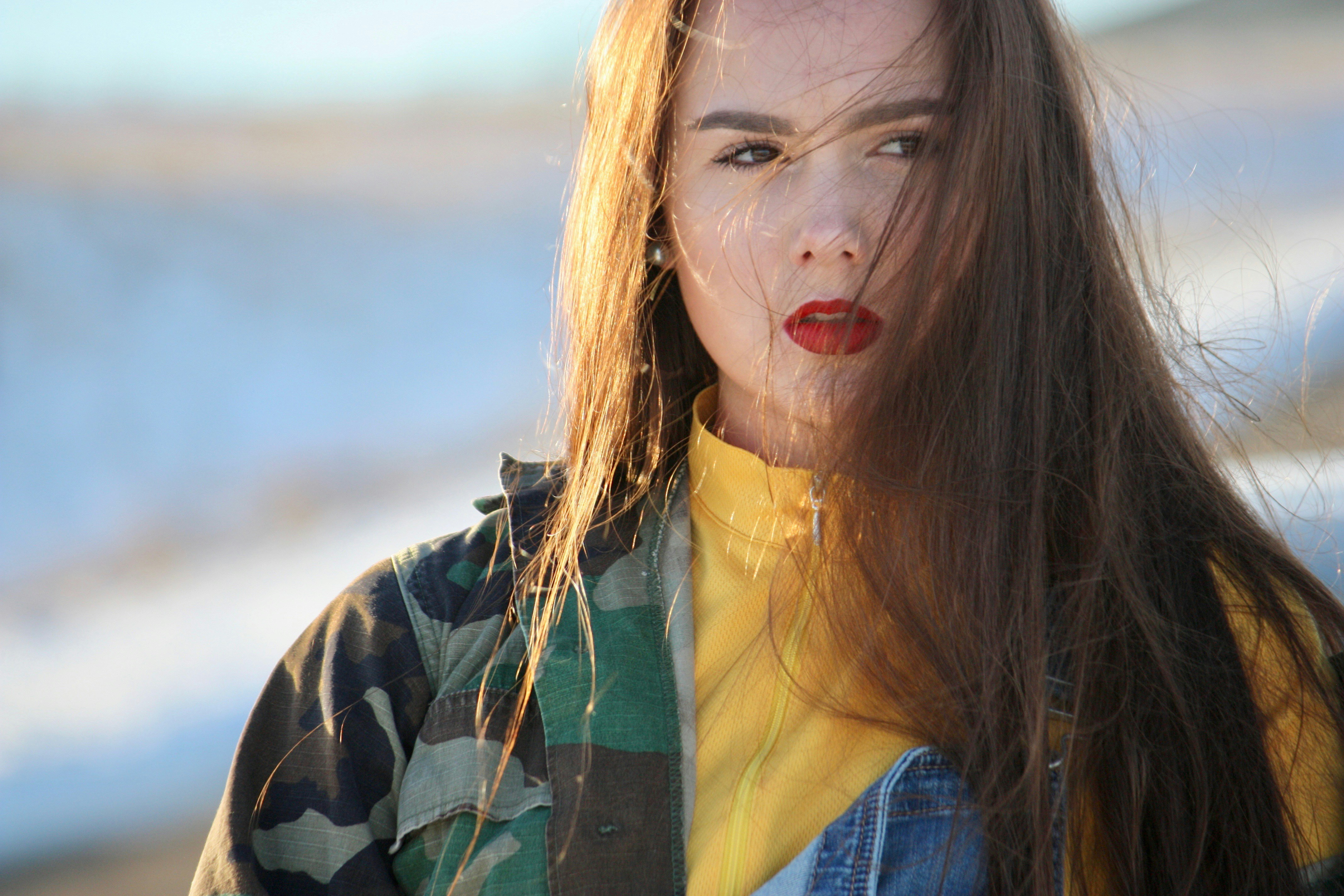 Foto Mujer en top amarillo – Imagen Rostro gratis en Unsplash