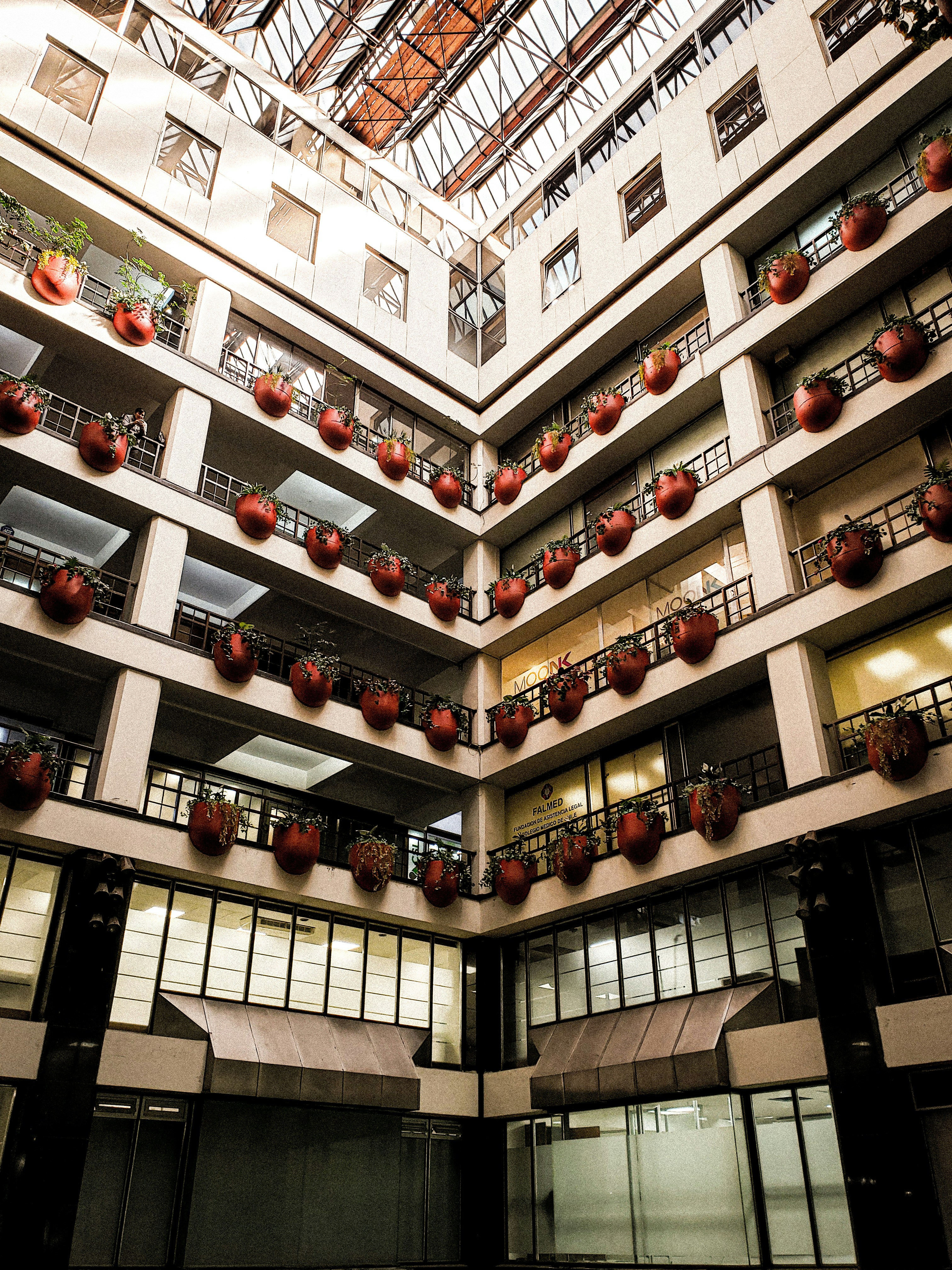 Red Pots, Concrete Lattice: Geometry at the Heart of an Atrium