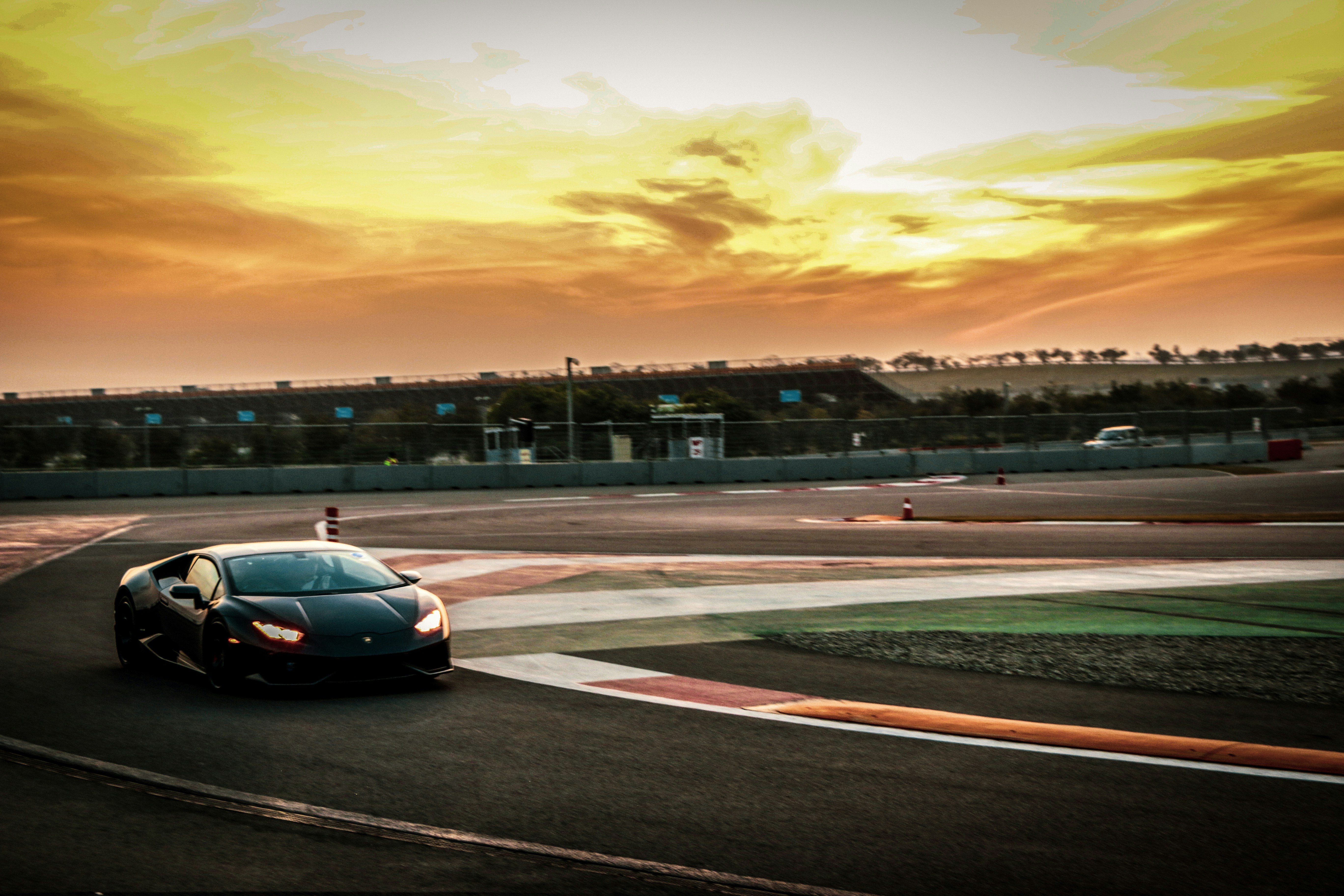 Coupé noir sur route photo – Photo Auto Gratuite sur Unsplash