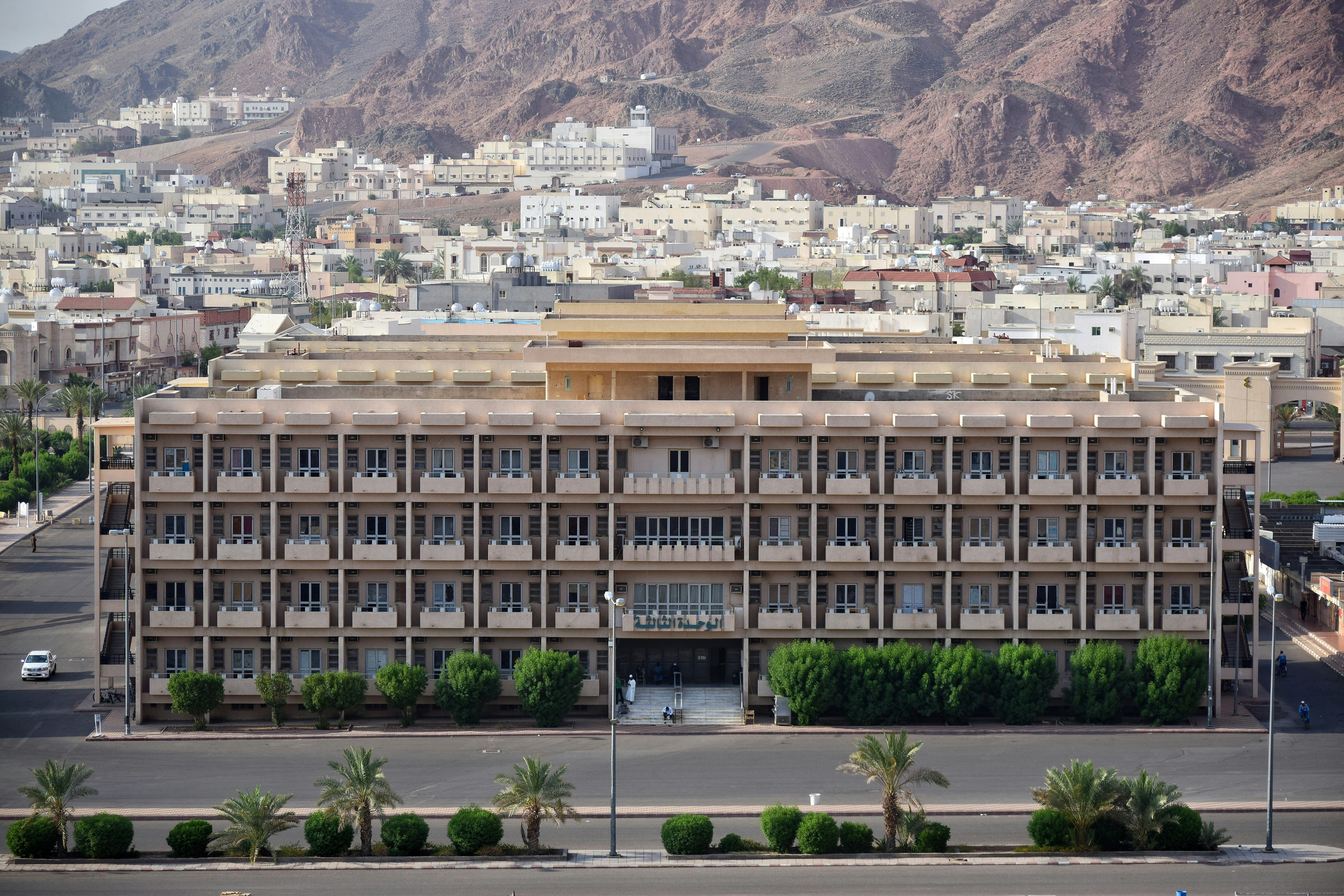 Concrete building near road photo – Free Building Image on Unsplash