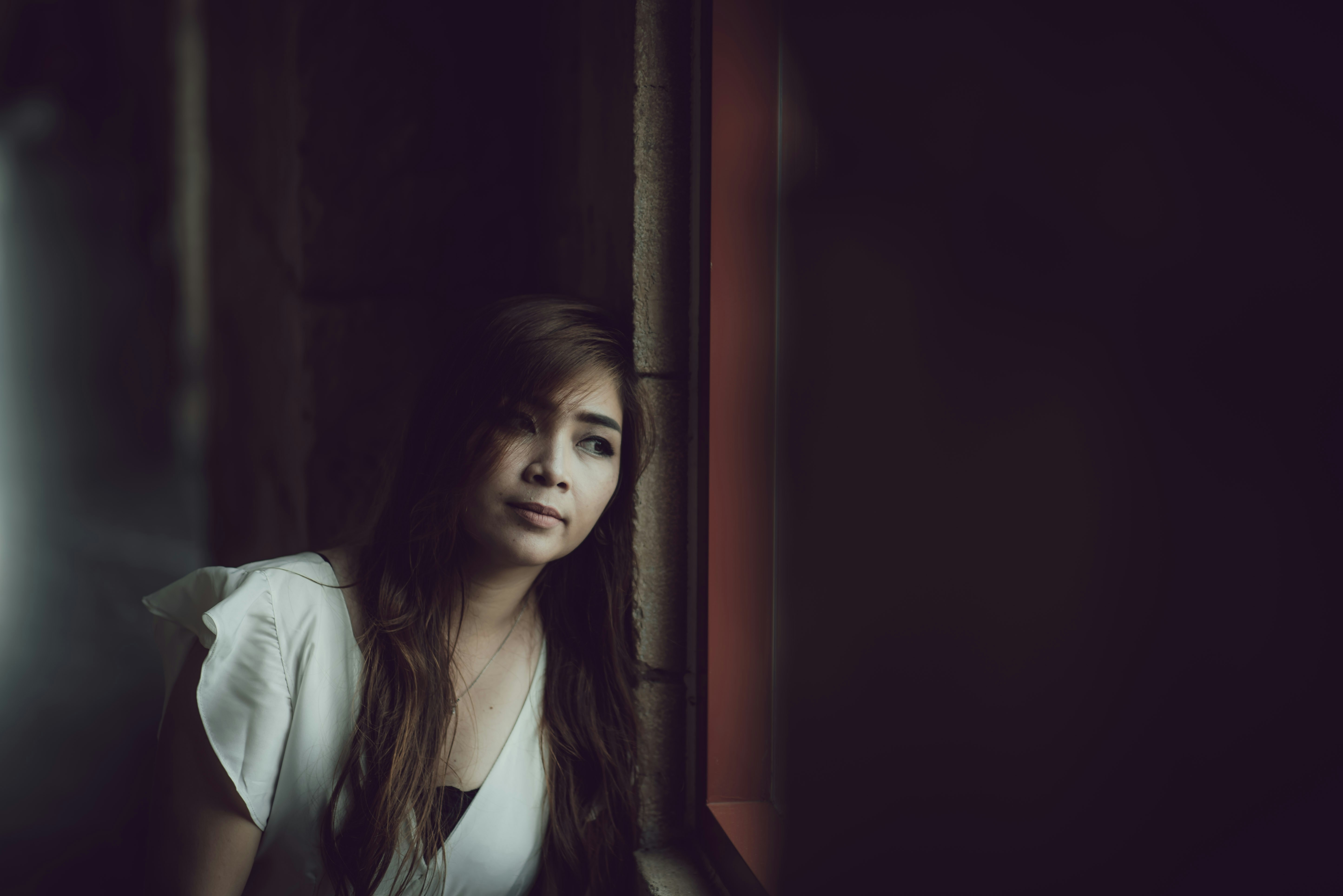 Mujer con top blanco con escote en V foto – Imagen de Negro gratuita en Unsplash