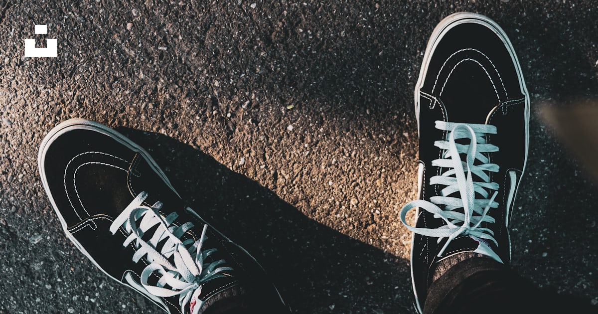 Foto Pies De Una Persona Con Zapatillas Bajas De Gamuza En Blanco Y