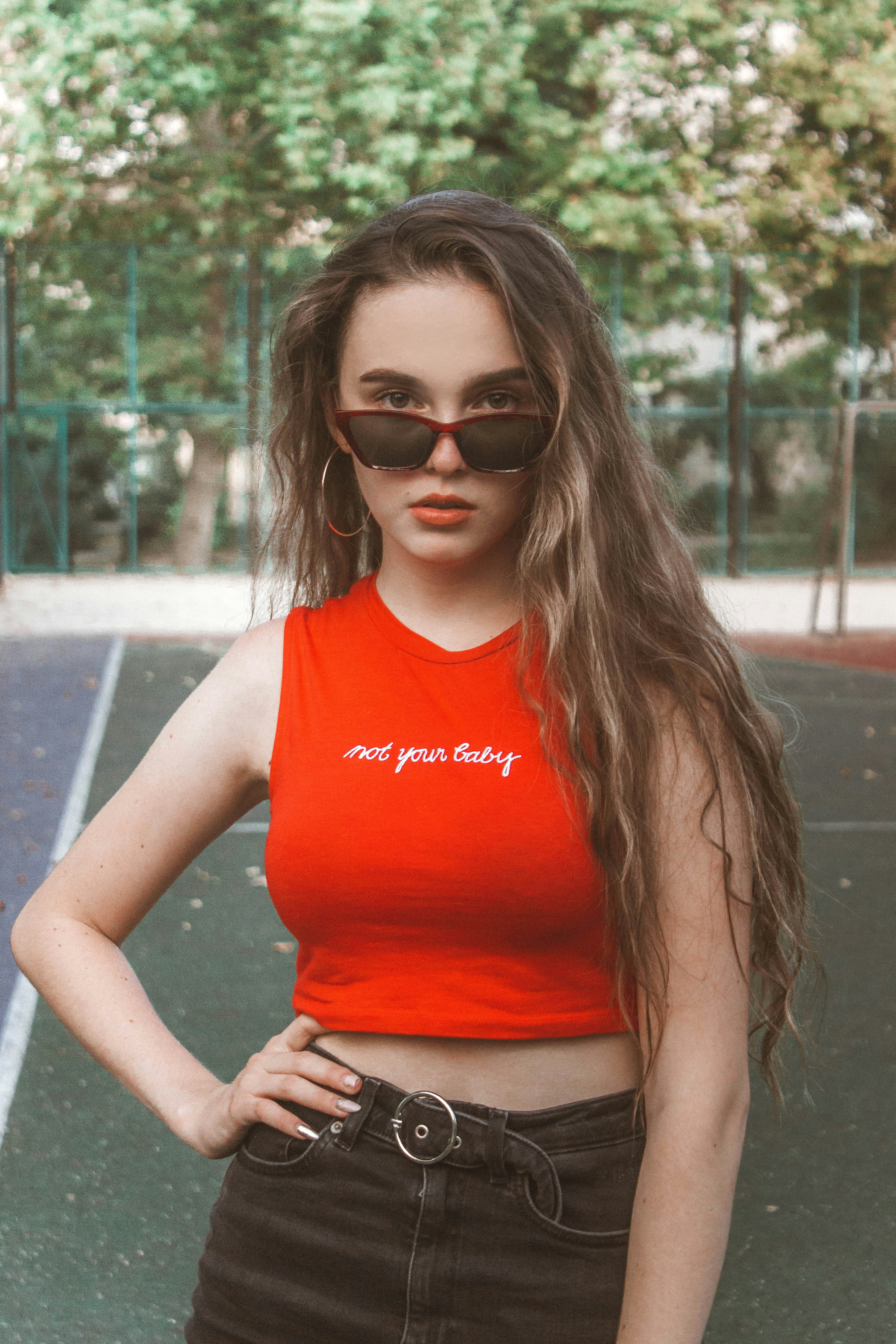 Scarlet Confidence on the Court: A Portrait in Red and Shade