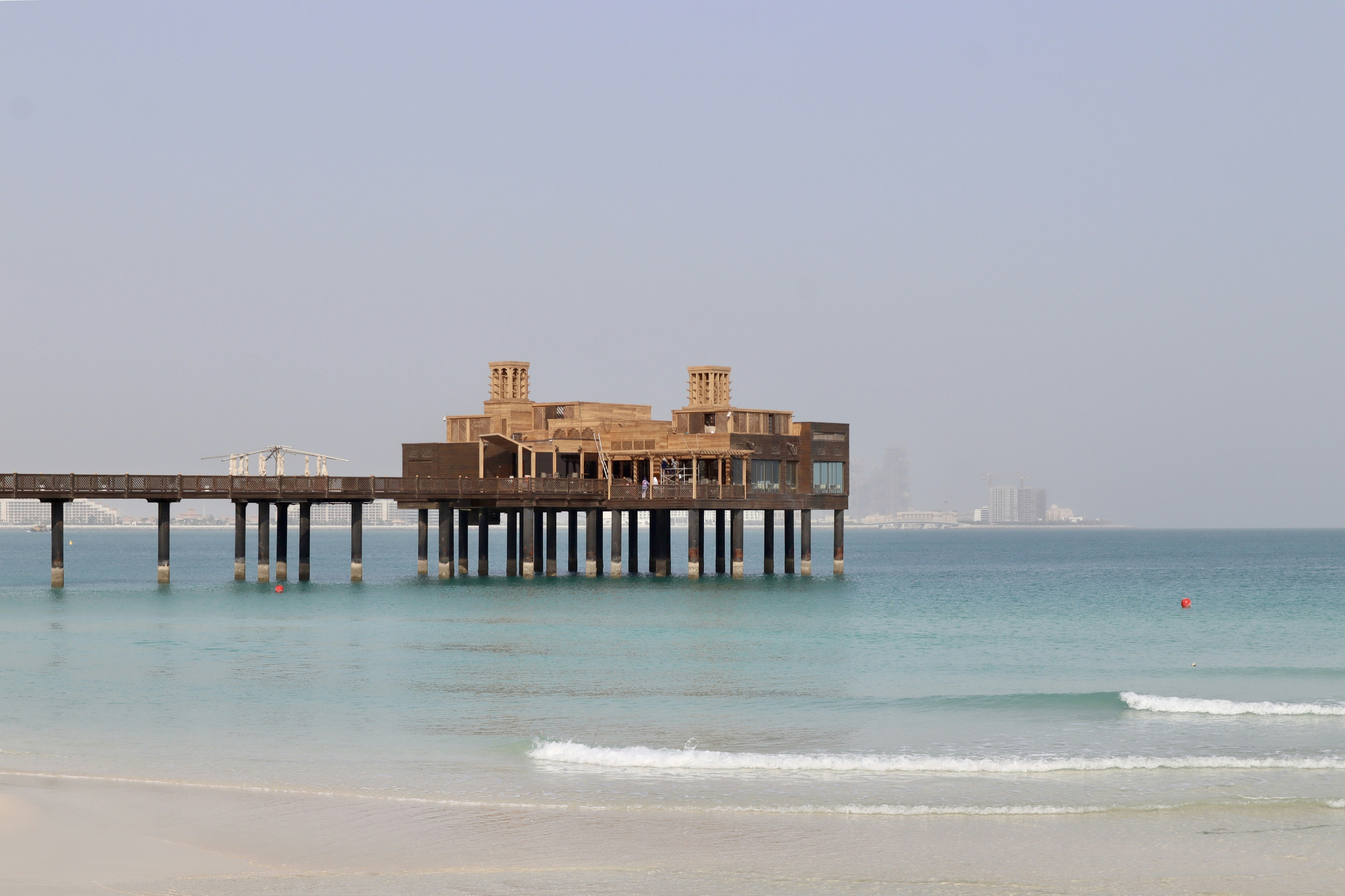 Edificio en el muelle foto – Imagen de Agua gratuita en Unsplash