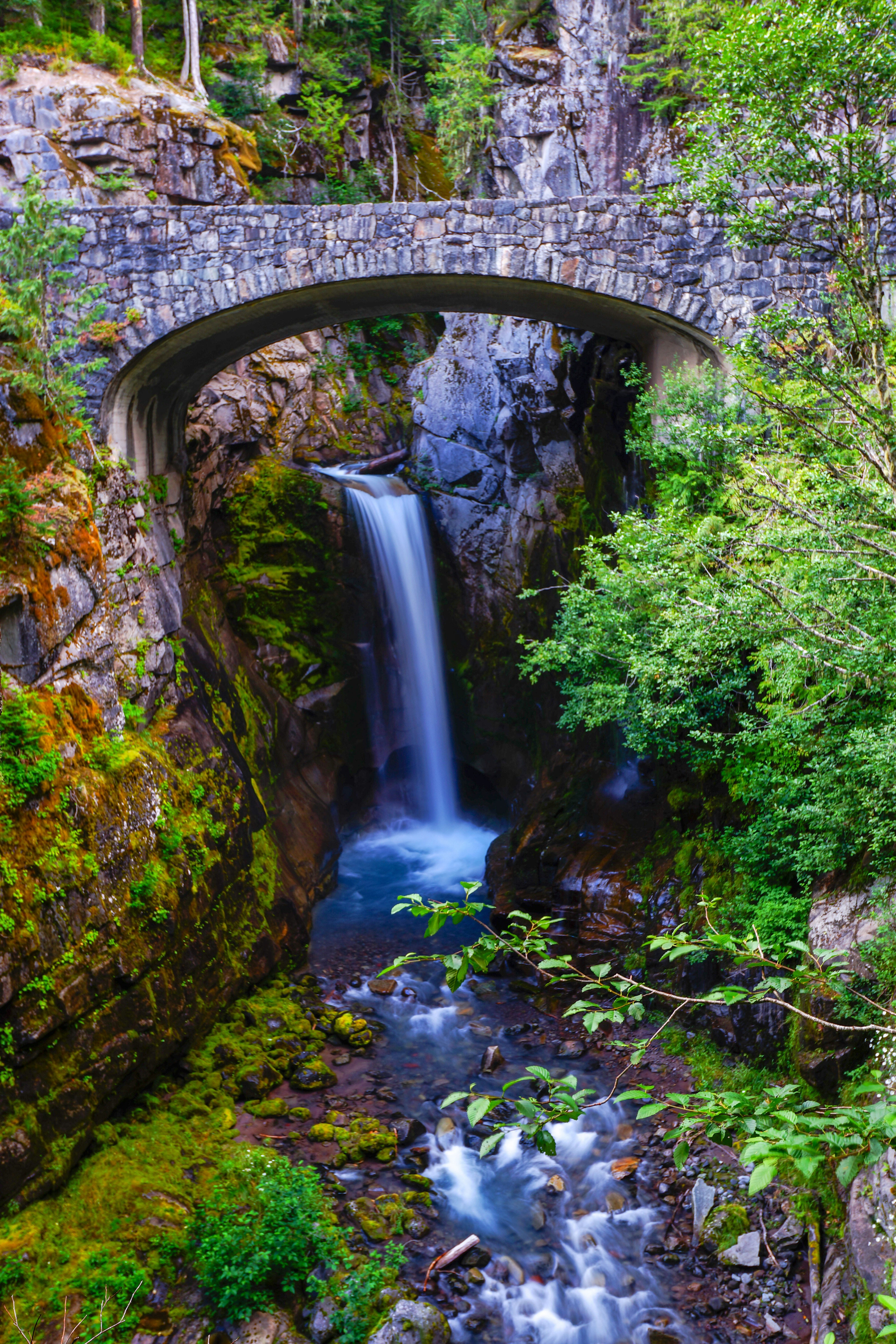 Waterfall under stone bridge photo – Free Wa 98361 Image on Unsplash