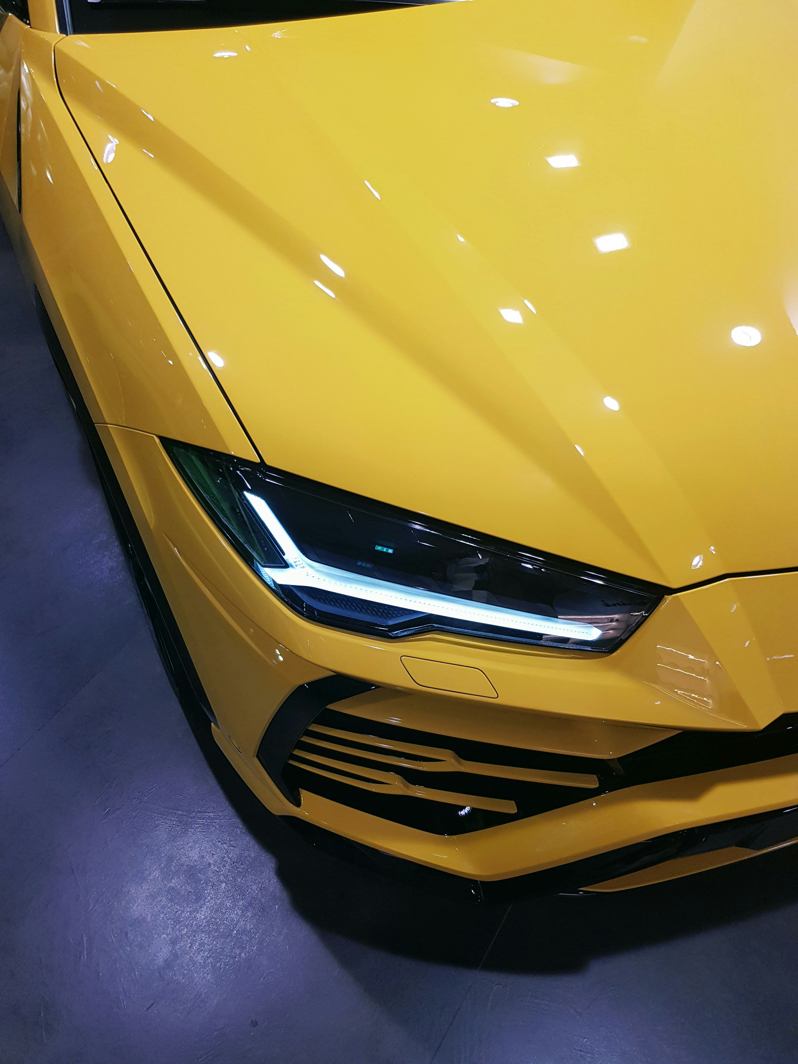 Foto Un coche deportivo amarillo estacionado en un garaje – Imagen ...