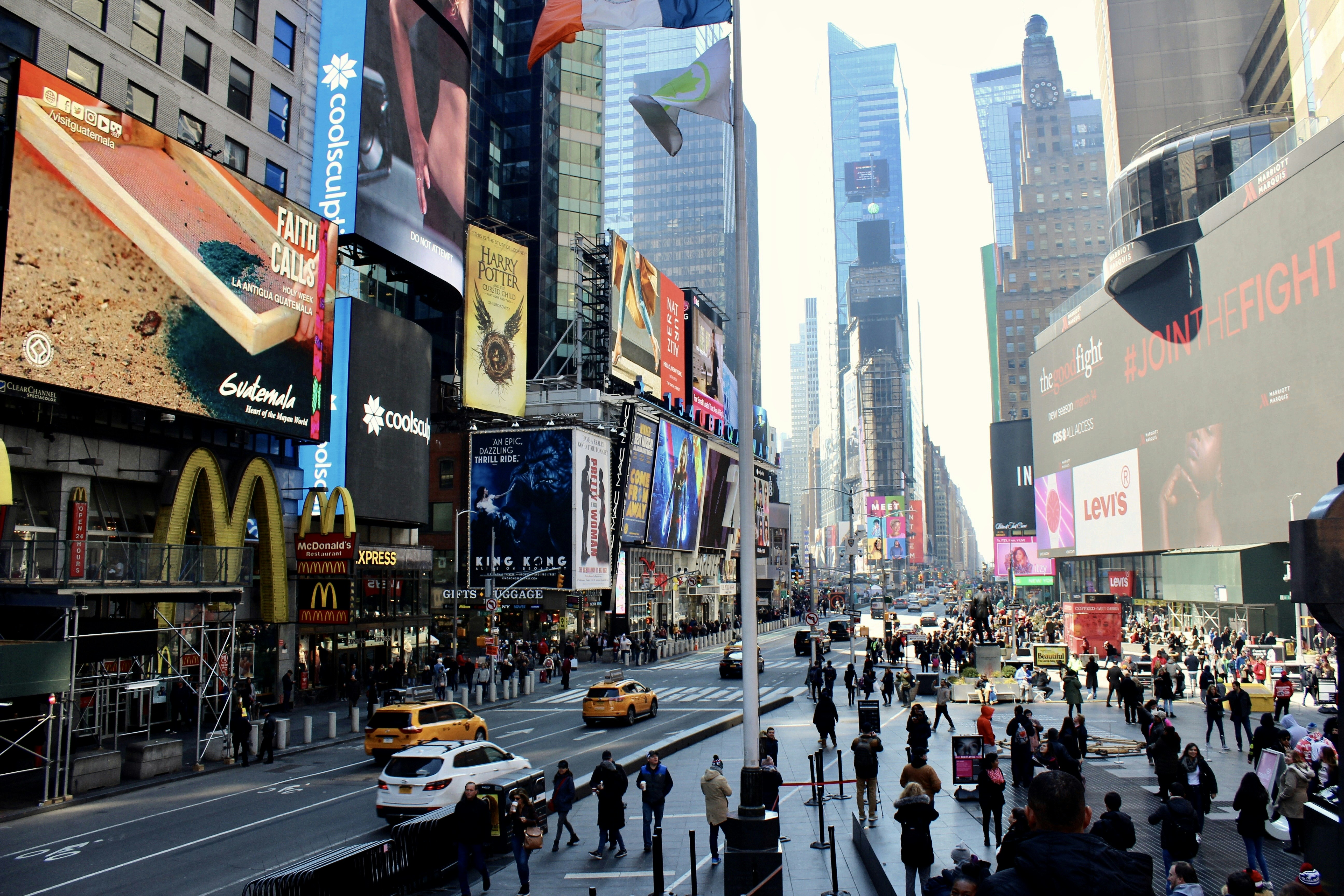 Foto Gente caminando por la calle – Imagen Humano gratis en Unsplash